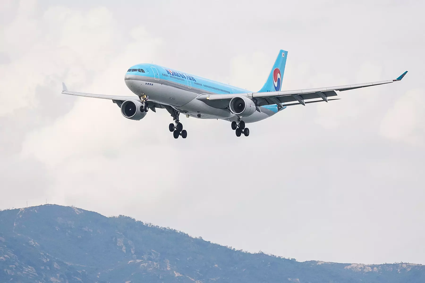 Un avion de pasageri Airbus A330-300 aparținând companiei Korean Air aterizează pe Aeroportul Internațional din Hong Kong