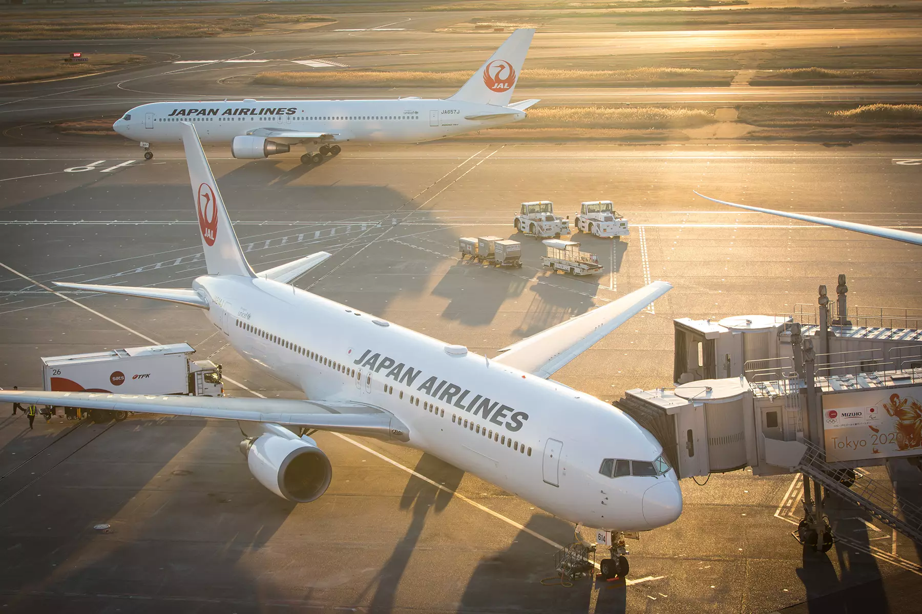 Diyaaradda Japan Airlines (JAL) ayaa ku duuleysa garoonka Haneda Terminal 1