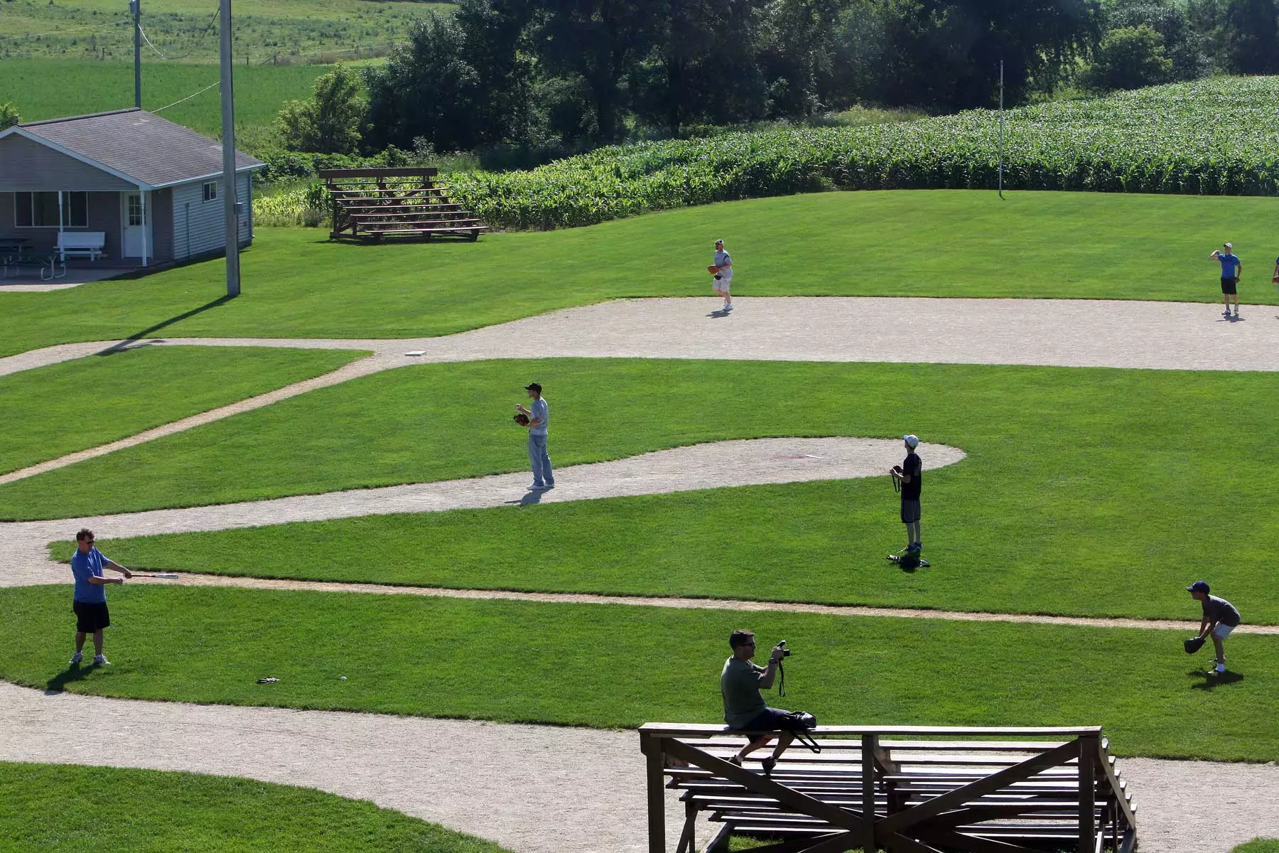 Els turistes posen la pilota al lloc de pel·lícules Field of Dreams a Dyersville, Iowa