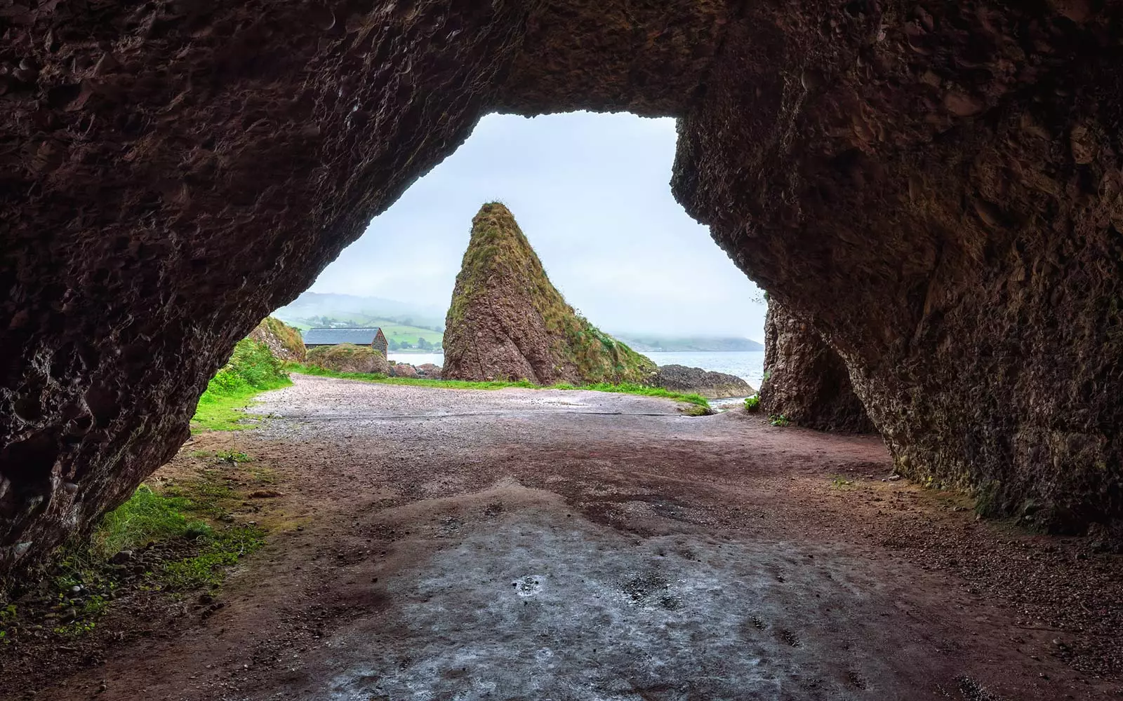 Melisandres-bevallingsgrot, Cushendun-grot, Antrim, Noord-Ierland