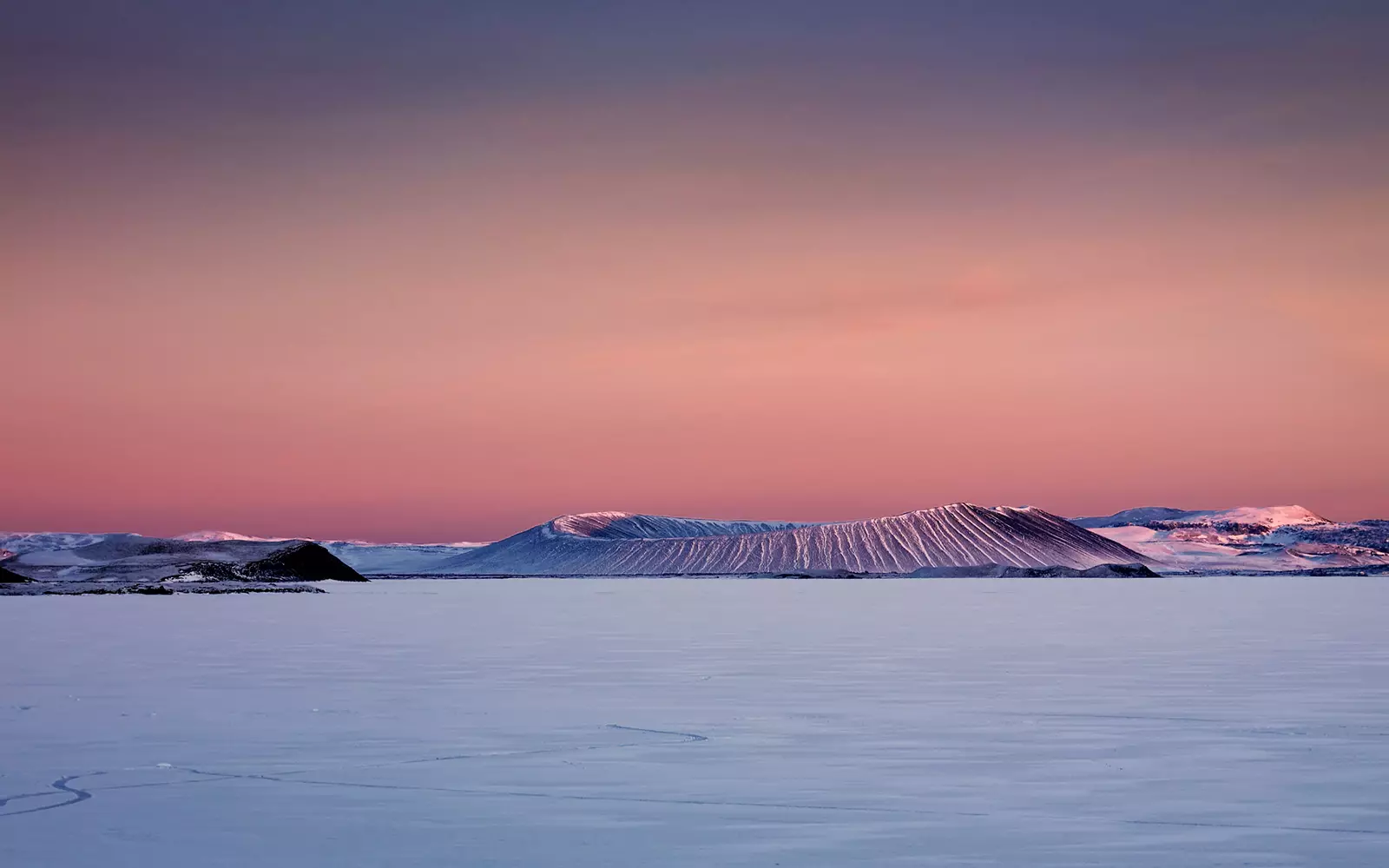 Už sienos, Hverfjall ugnikalnis, Islandija