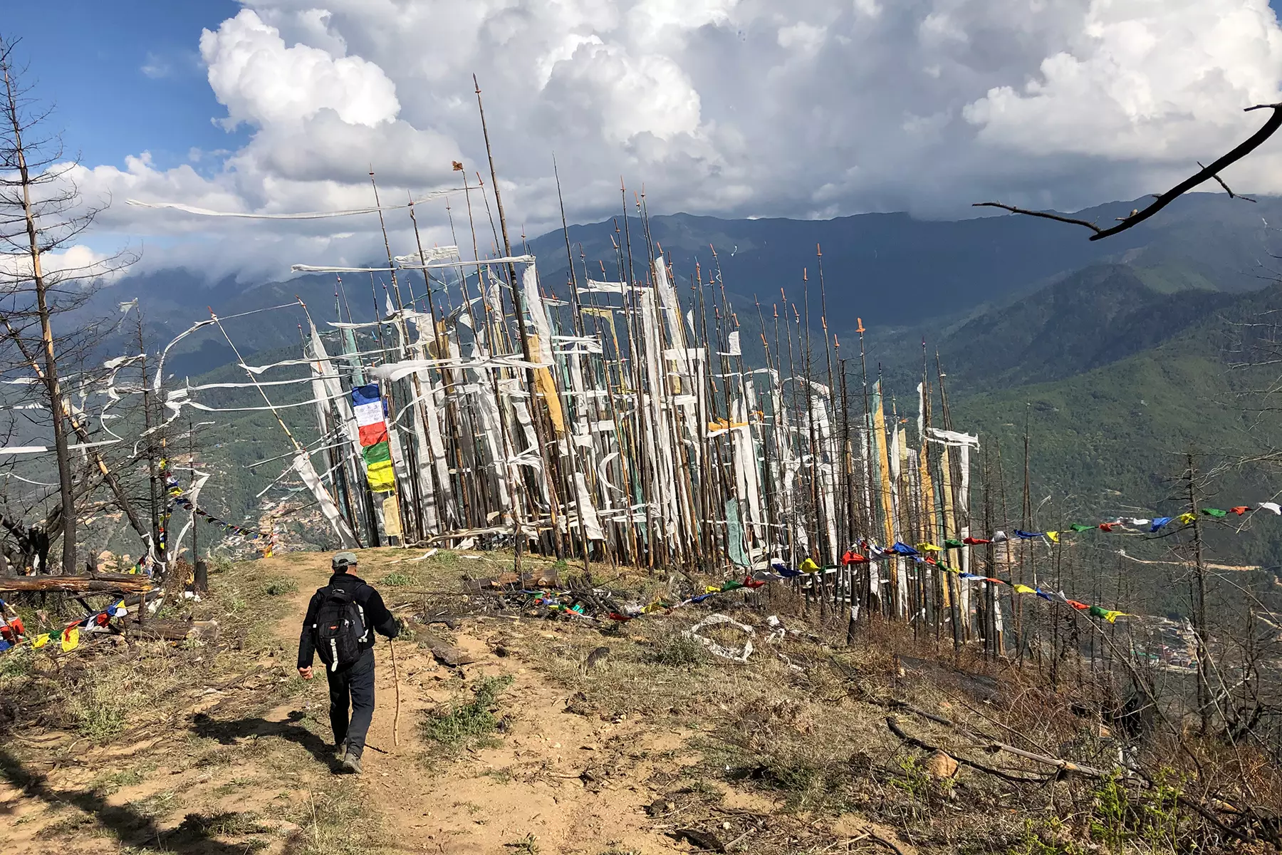 Mwanamume anayepanda Njia ya Trans Bhutan