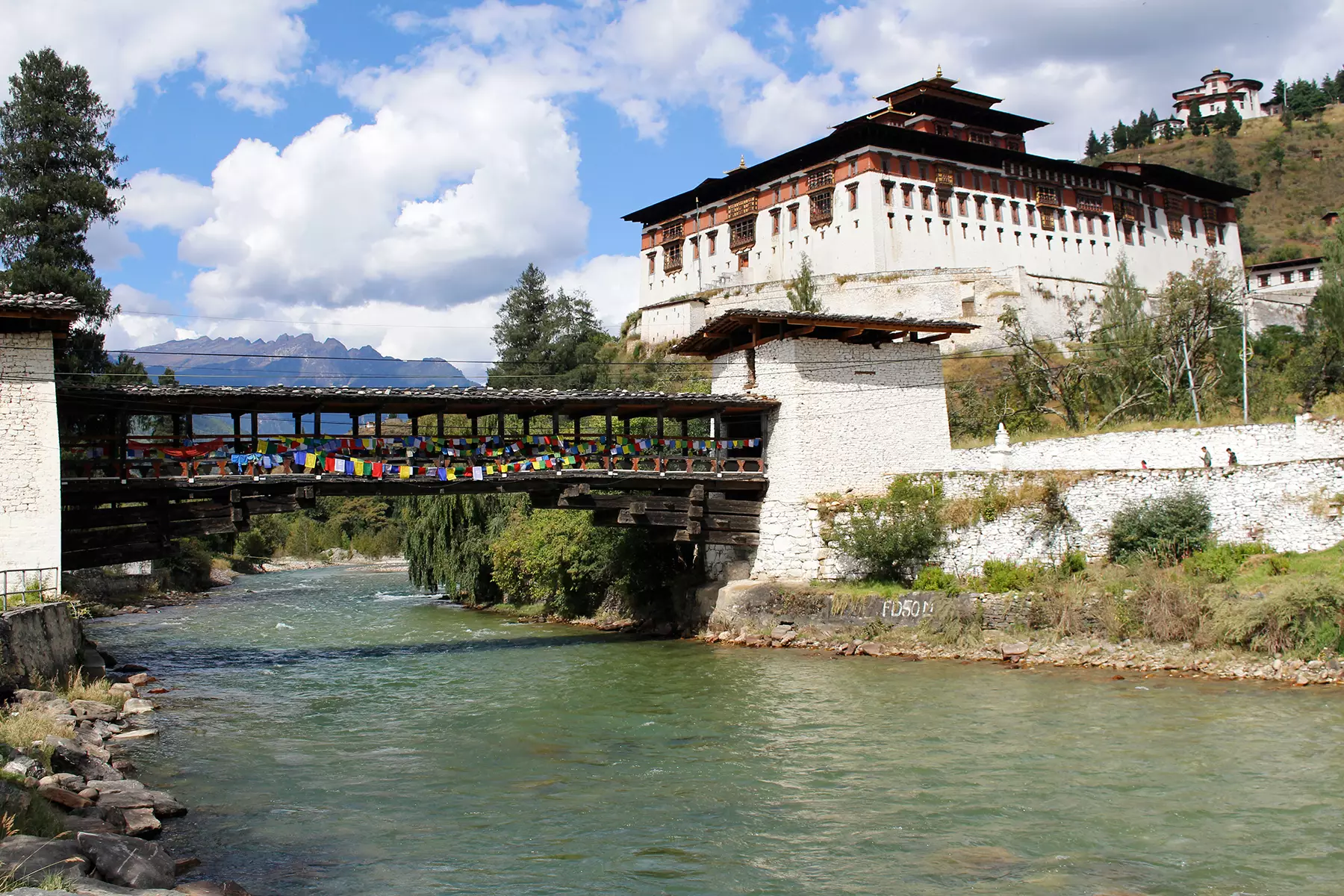 Una sosta per le escursioni lungo il Trans Bhutan Trail