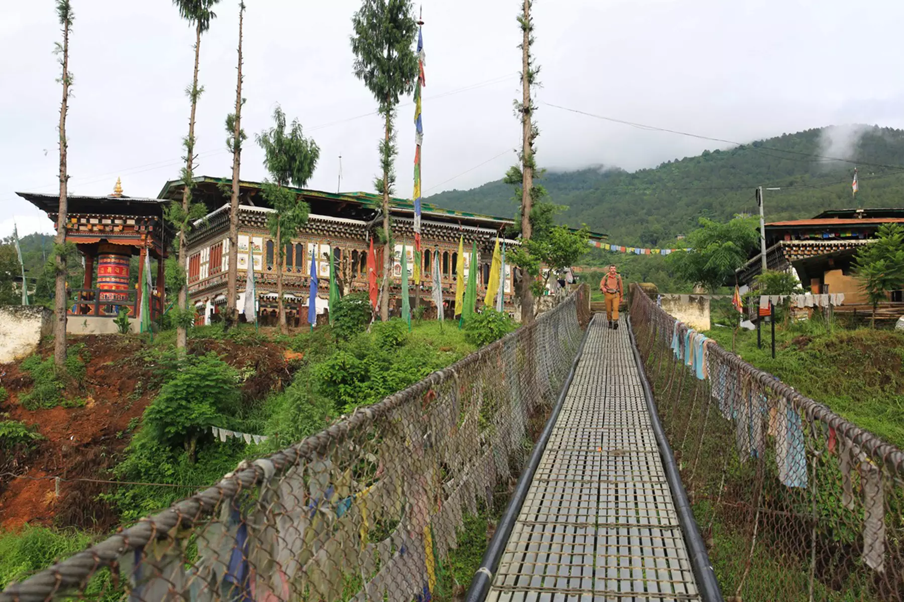 Un uomo che fa un'escursione sul sentiero del Trans Bhutan