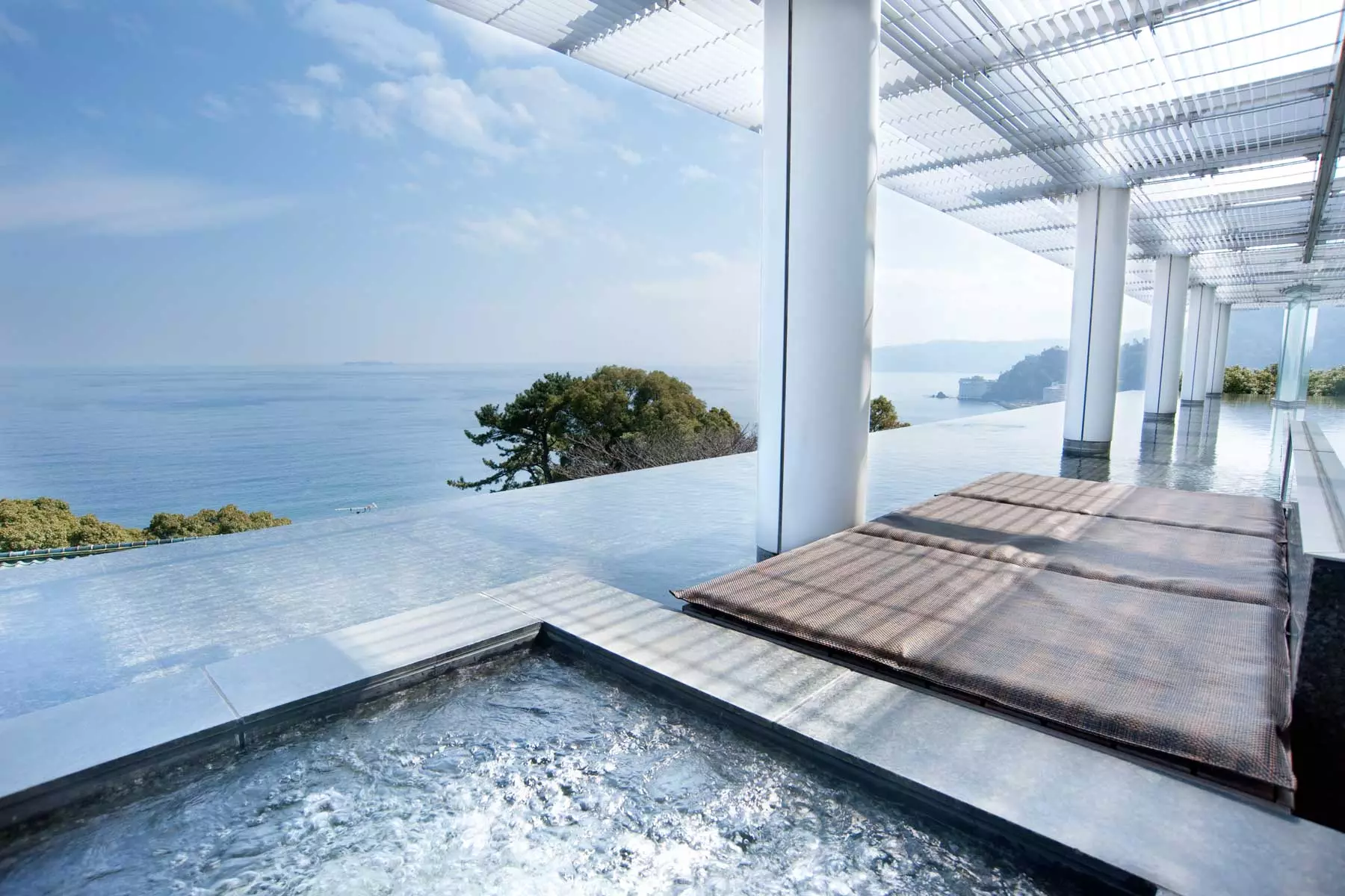 Piscine privée et bain à remous avec vue sur l'océan à Atami Kaihourou, Atami, Japon