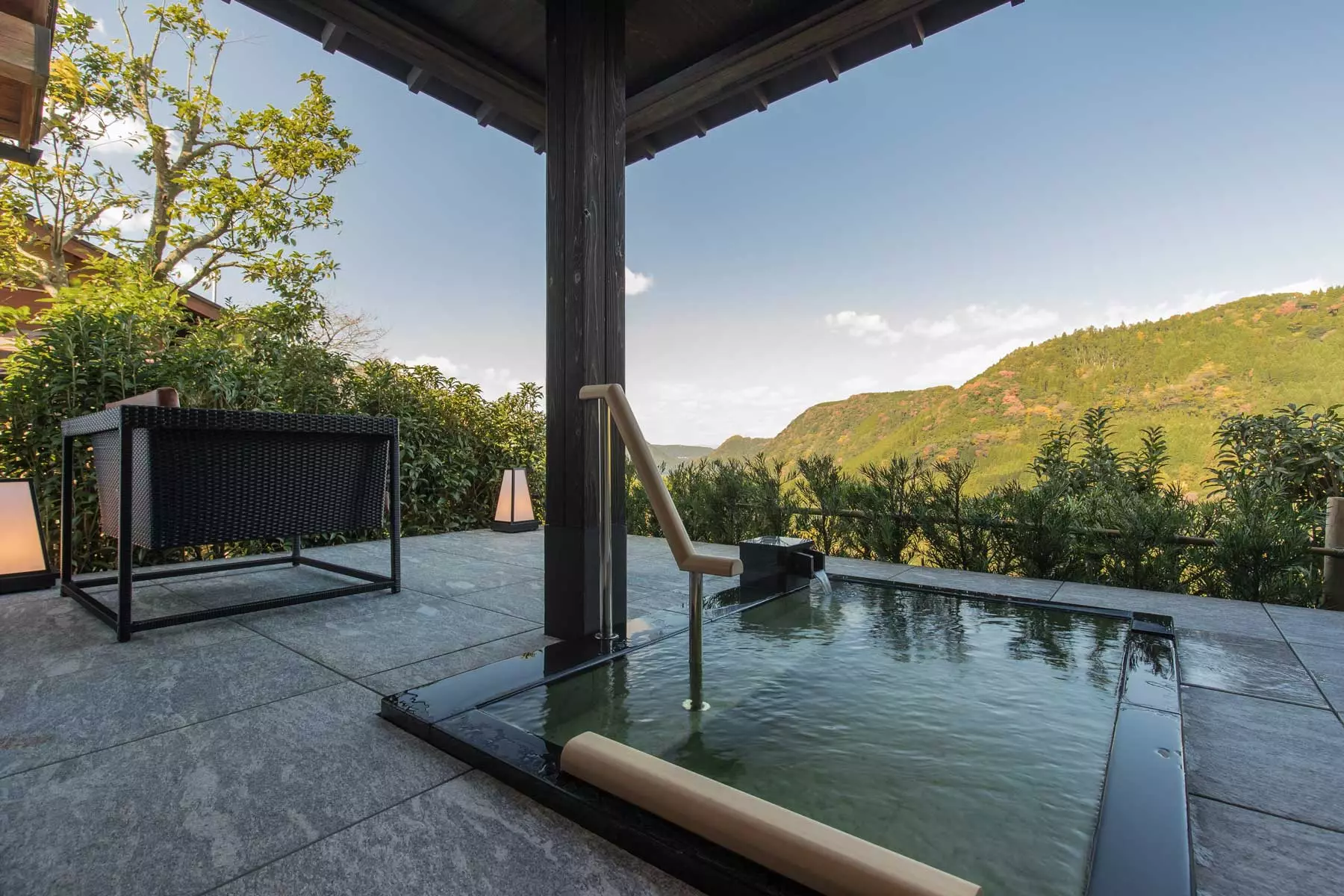 Bañeira de hidromasaxe con vistas á montaña en Umehibiki en Xapón