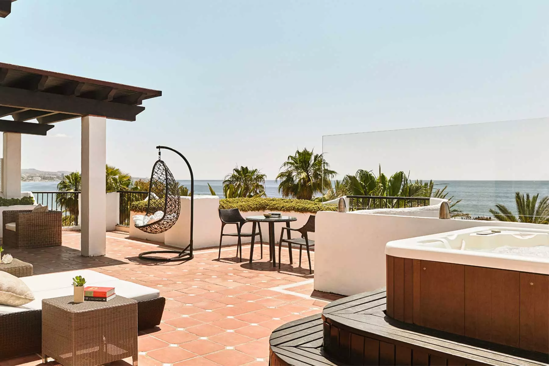 Suite mit Terrasse und Whirlpool im Puente Romano Beach Resort