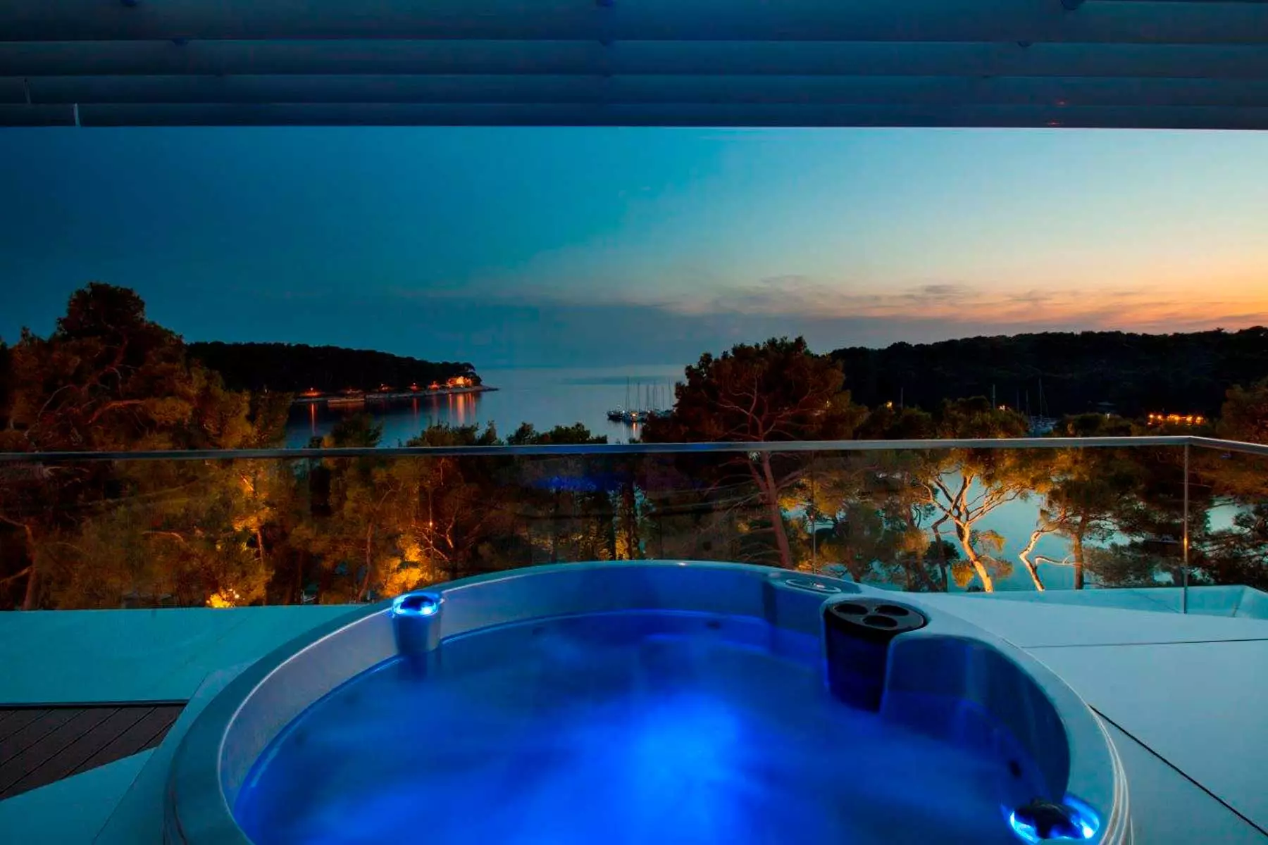 Whirlpool bei Sonnenuntergang im Hotel Bellevue, Mali Losinj, Kroatien