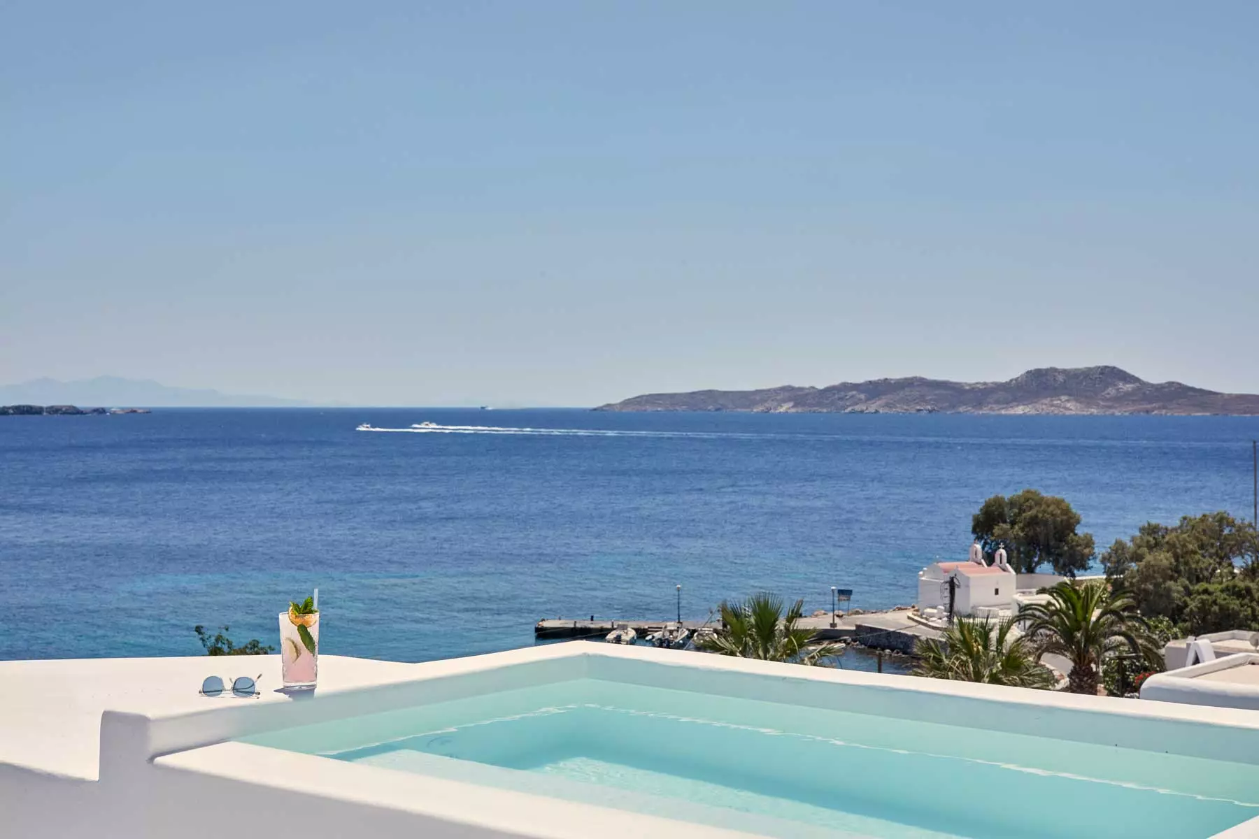 Piscine à remous de Katikies Mykonos avec vue sur l'océan