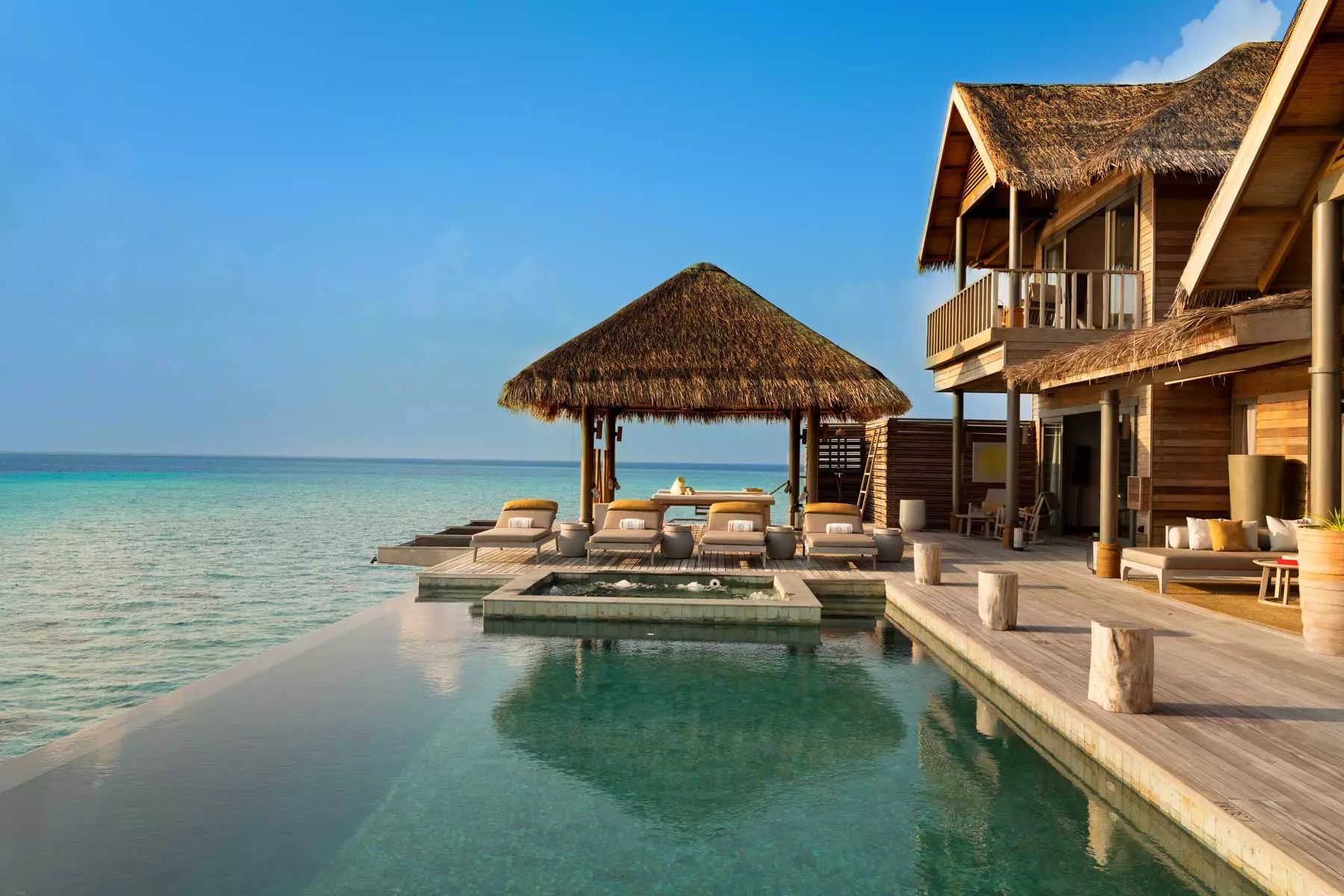 Vakkaru Maldives Privaat villa swembad en borrelbad op see