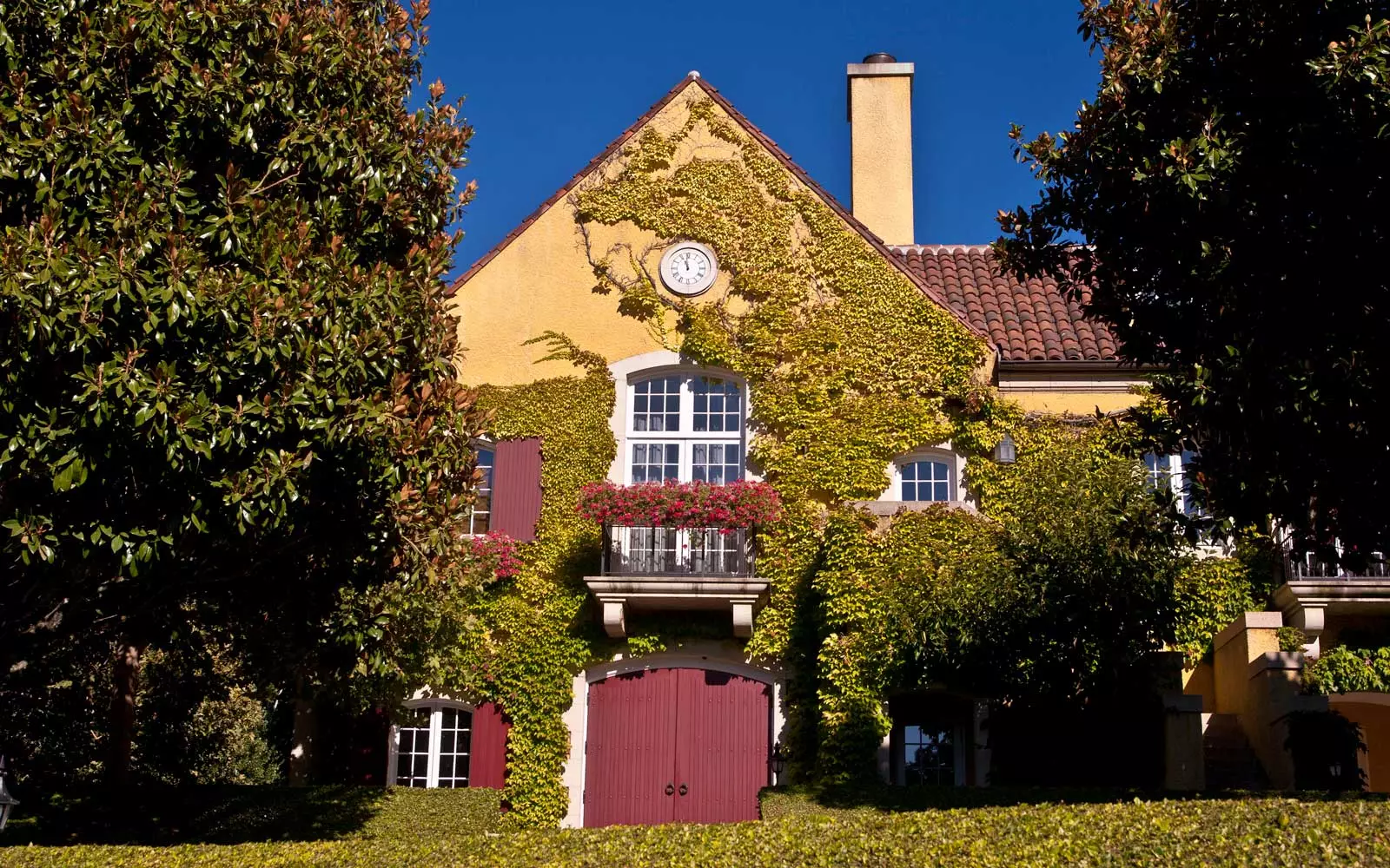 Ang ivy-covered exterior ng Jordan Vineyard & Winery