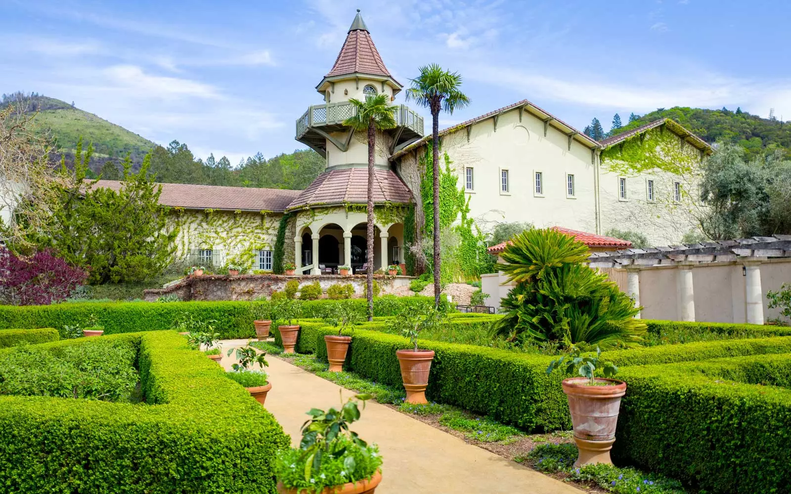 Formelle hager og arkitektur på Chateau St Jean vingård i Sonoma County, Kenwood, California