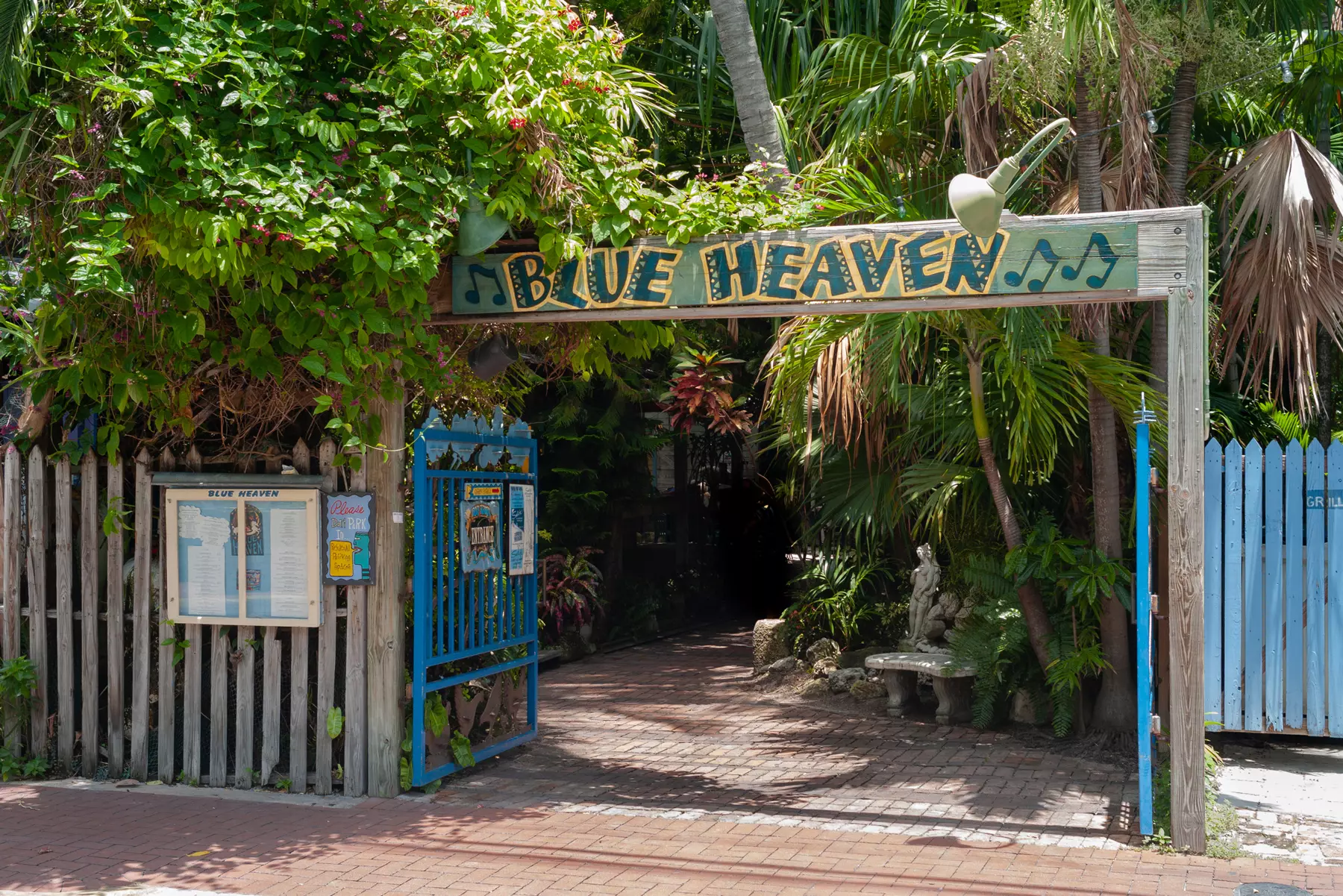 ທາງເຂົ້າຮ້ານອາຫານ Blue Heaven ໃນ Key West, Florida