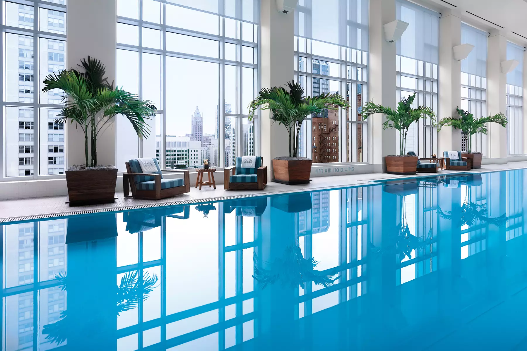 สระว่ายน้ำของ The Peninsula Chicago