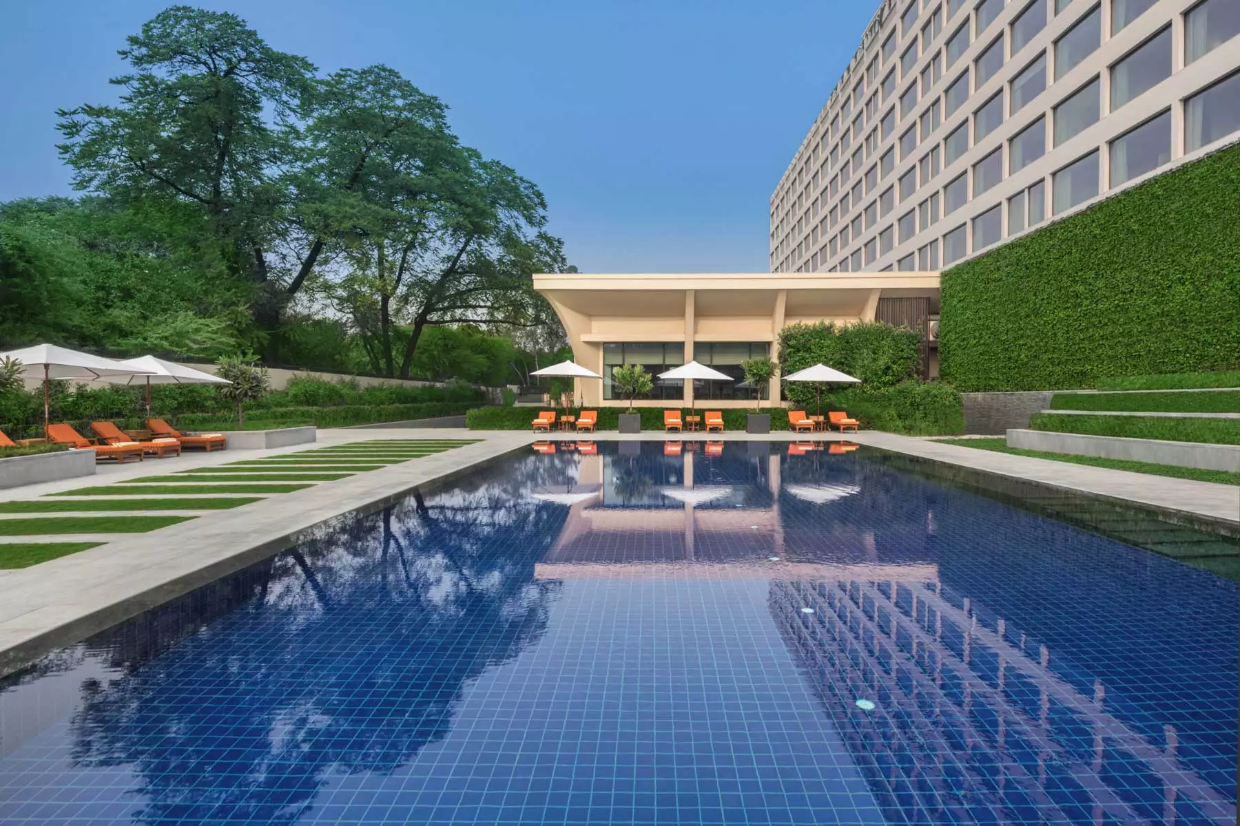 It swimbad oan de Oberoi, New Delhi, stimde ien fan de bêste hotels yn 'e wrâld