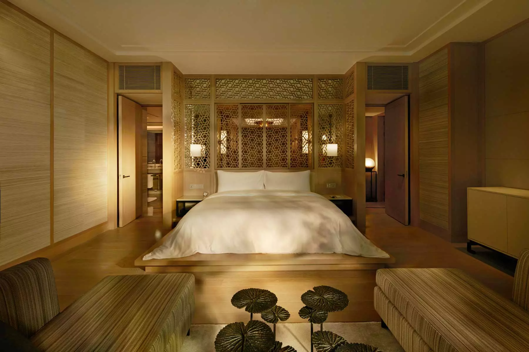 Presidential suite bedroom i le Capella Bangkok, na palotaina o se tasi o faletalimalo sili ona lelei i le lalolagi