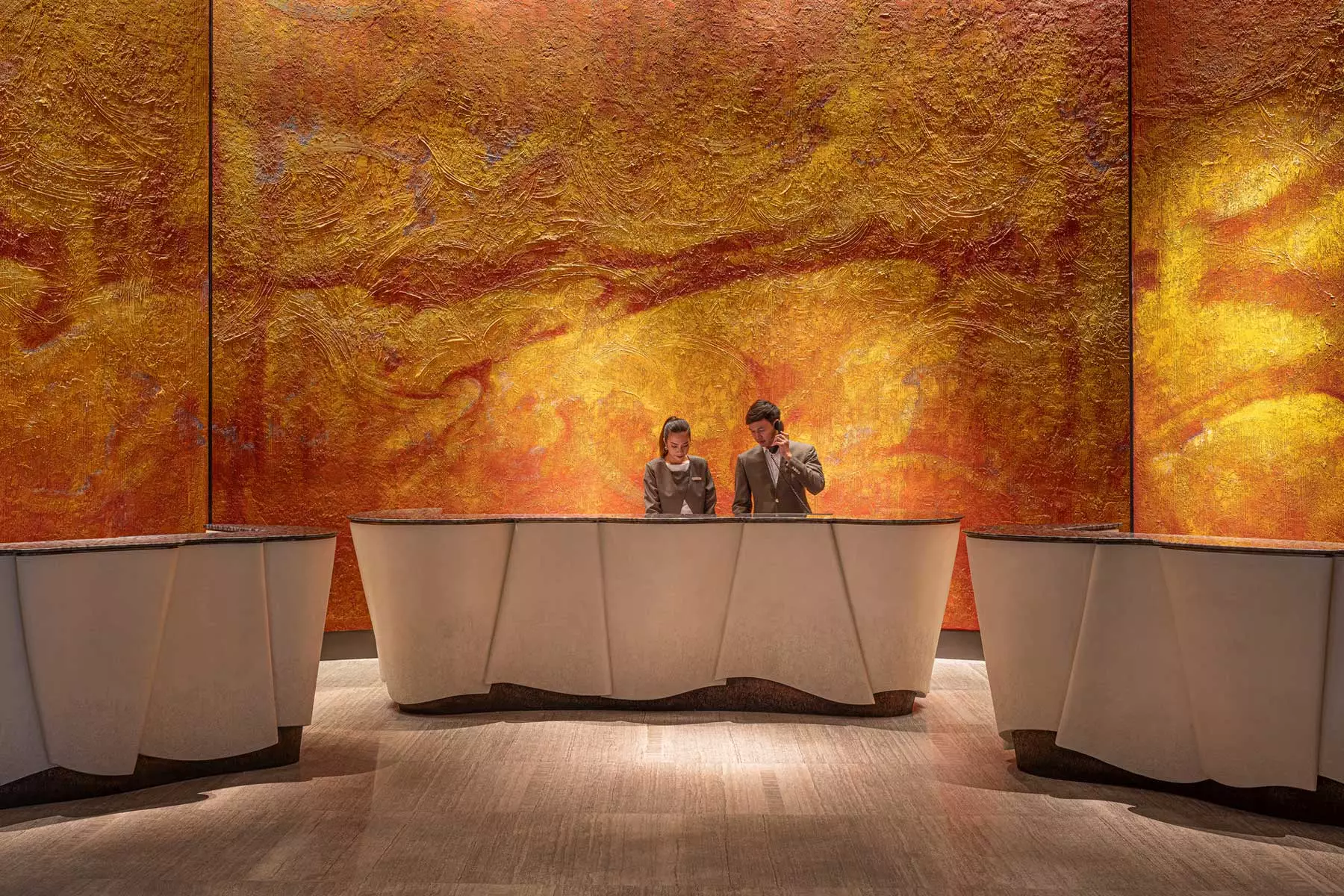 Ang mga kawani sa reception desk sa Four Seasons Bangkok hotel, miboto sa usa sa labing maayong mga hotel sa kalibutan