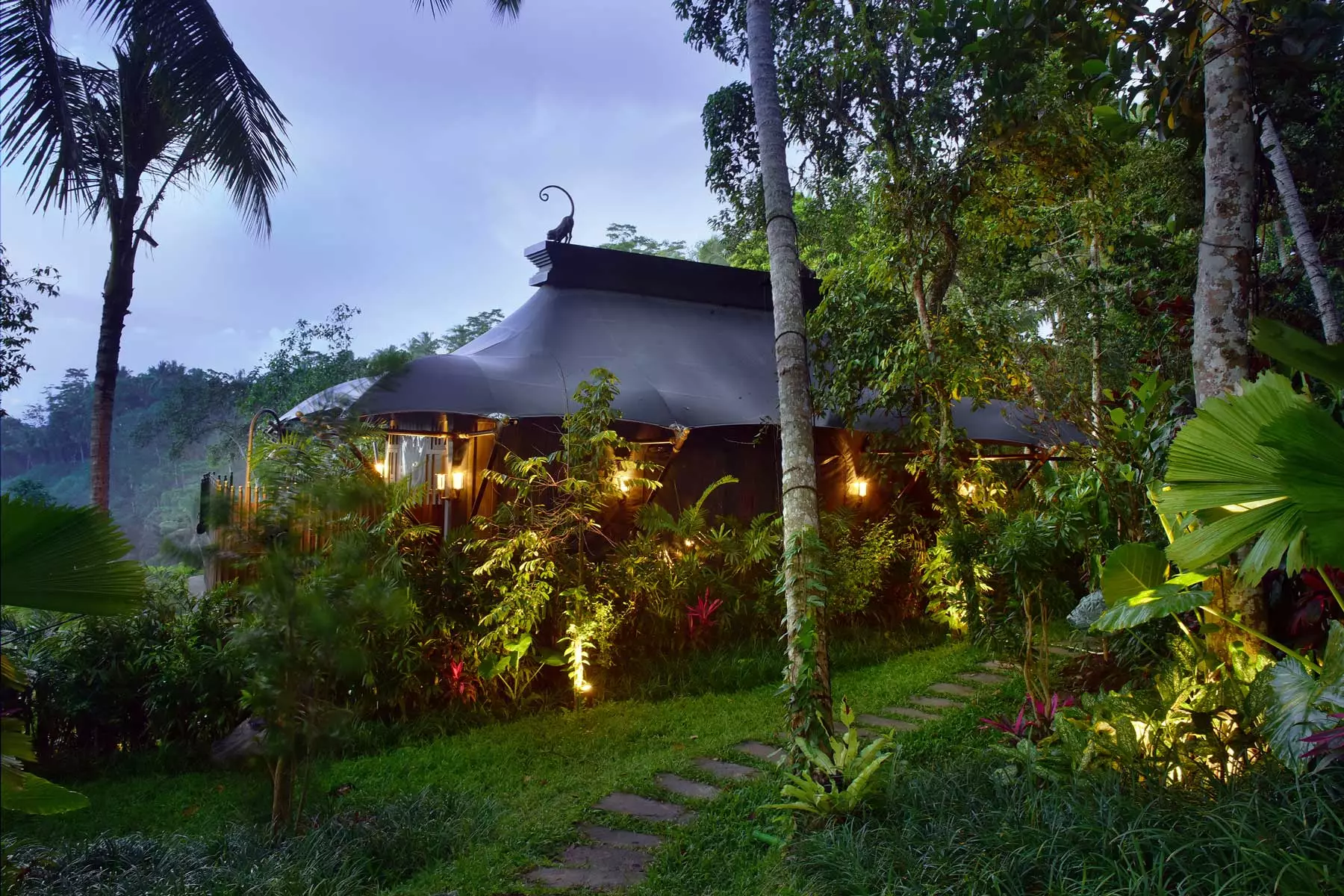 Mae fila yn Capella Ubud, pleidleisiodd un o'r gwestai gorau yn y byd