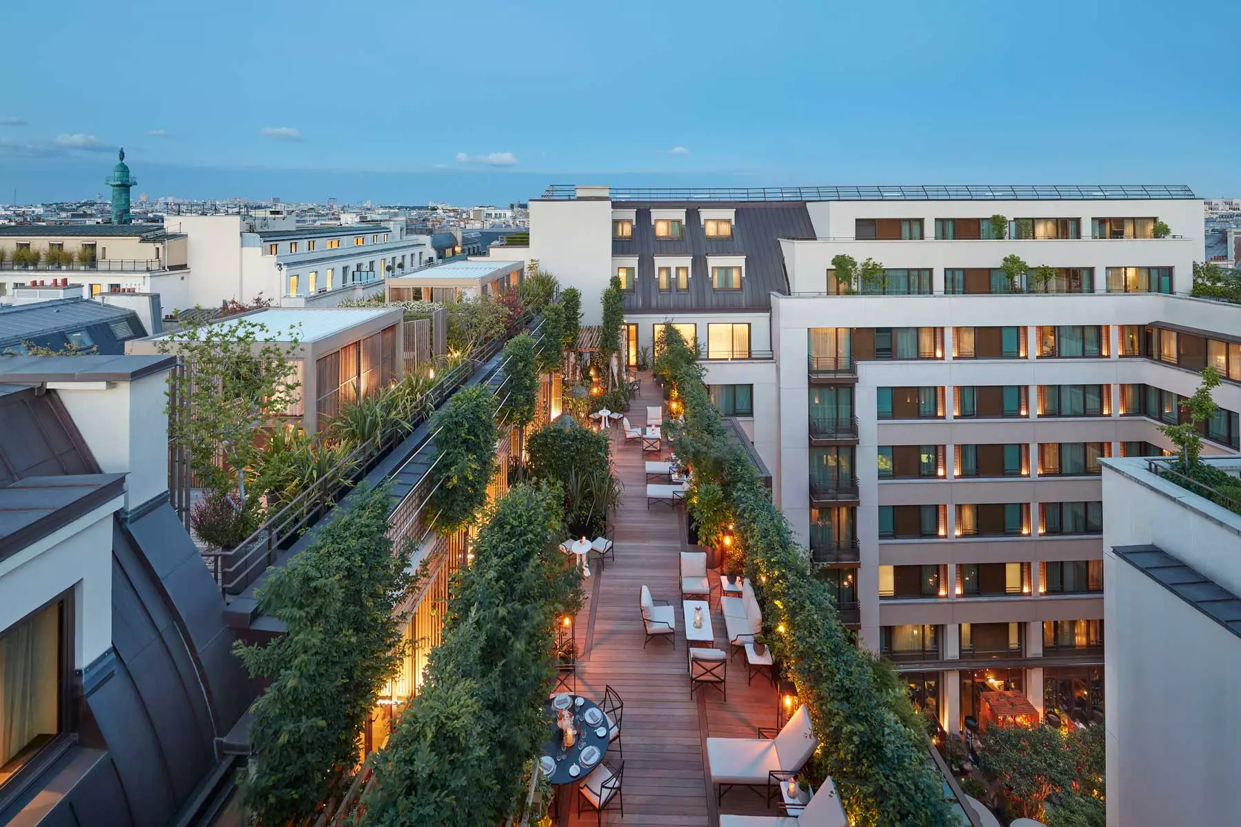 Taras na dachu hotelu Mandarin Oriental Paris, uznany za jeden z najlepszych hoteli na świecie