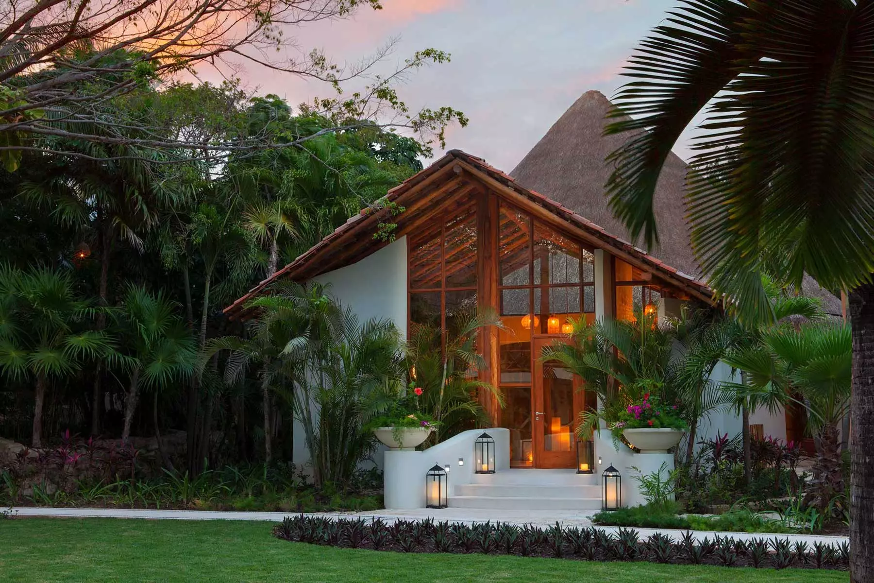 O le Mahekal Beach Resort, na palotaina o se tasi o faletalimalo sili ona lelei i le lalolagi