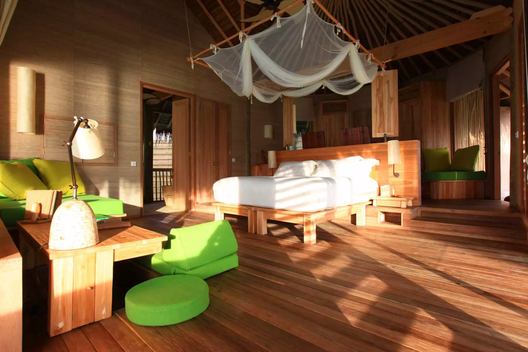 Imọlẹ kan kun yara alejo ni Six Senses Laamu, dibo ọkan ninu awọn hotẹẹli ti o dara julọ ni agbaye