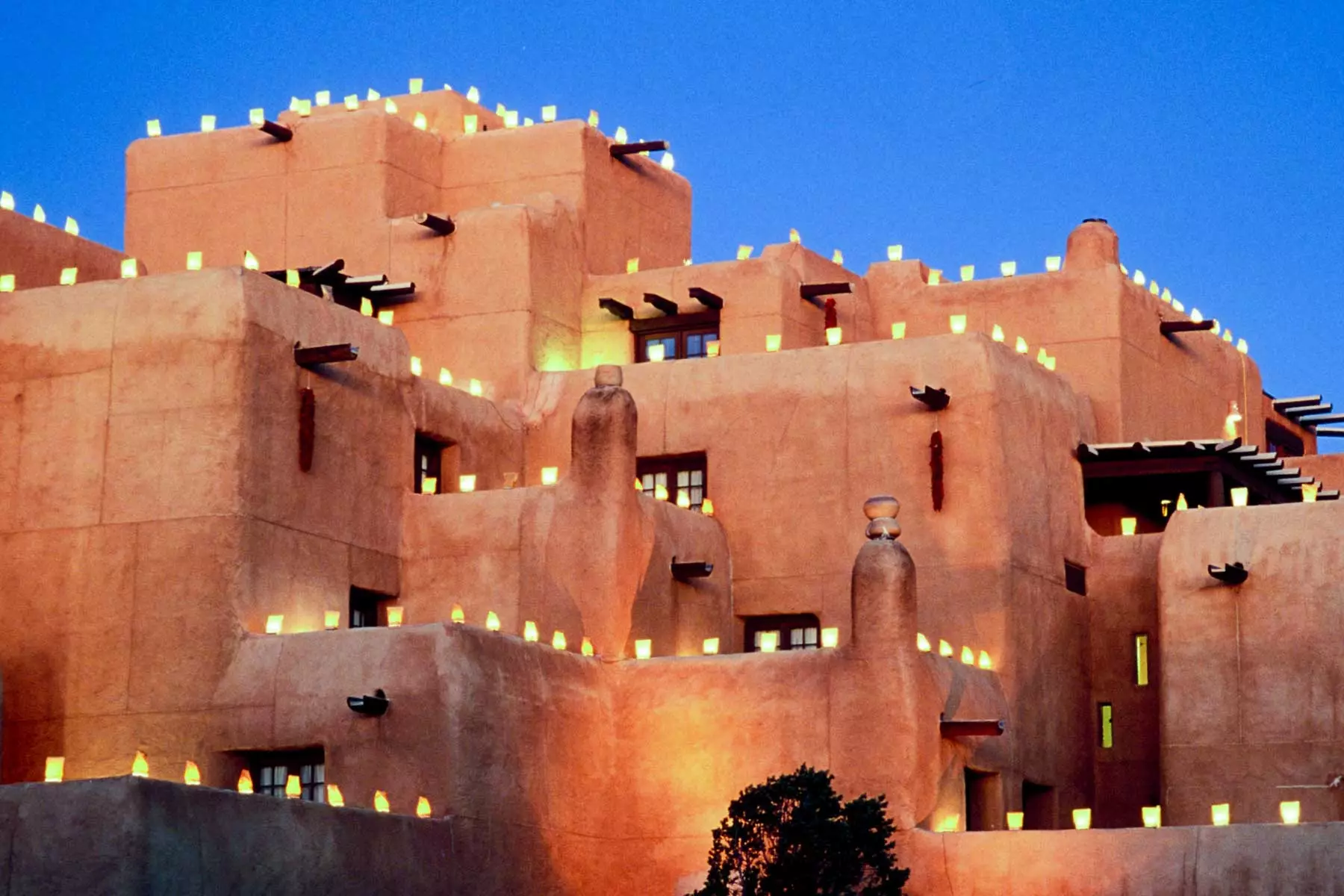 Hôtel Loretto de style Pueblo Noël Farolito au crépuscule