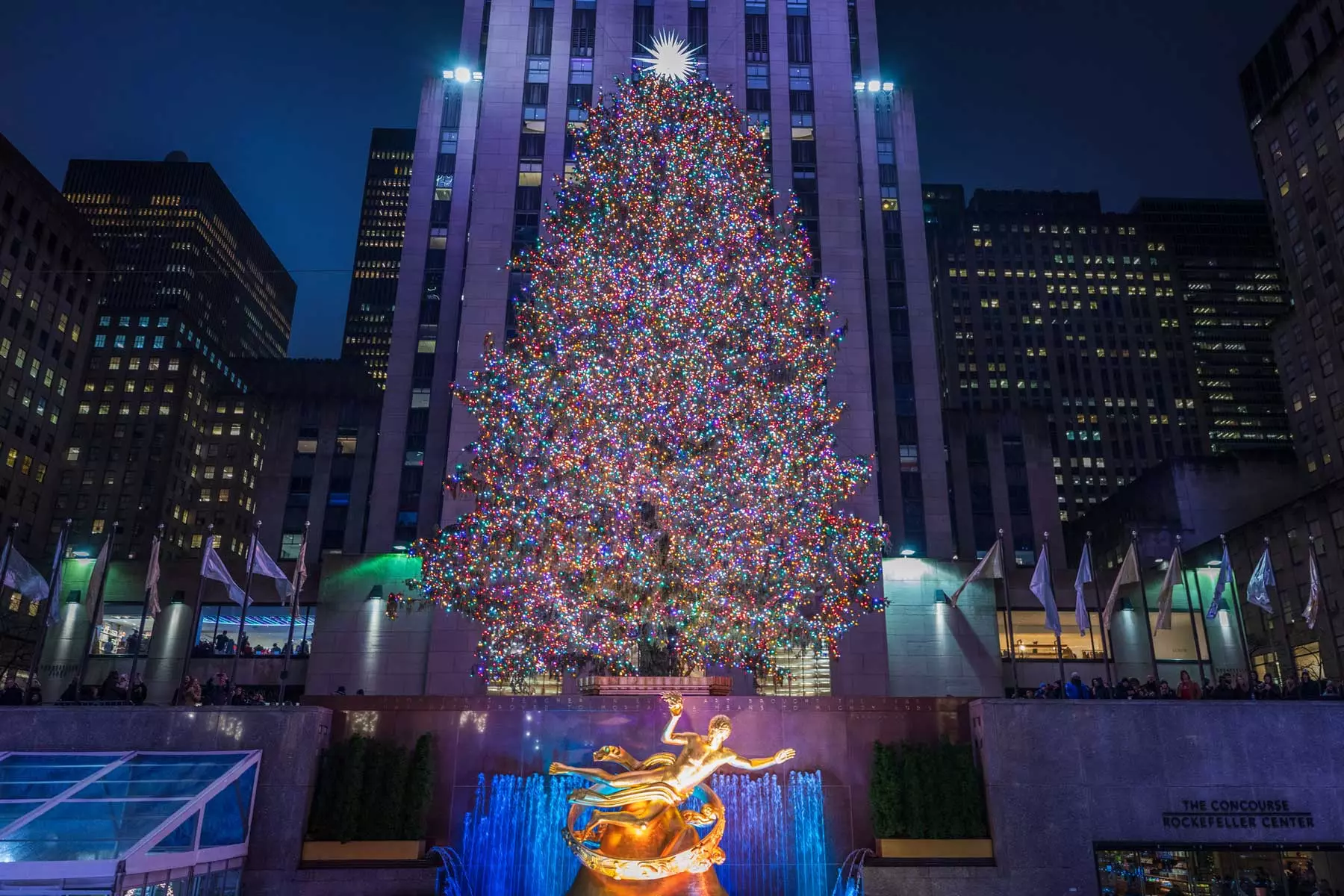 Mtengo wa Khrisimasi ndi masewera oundana ku Rockefeller Center ku New York City