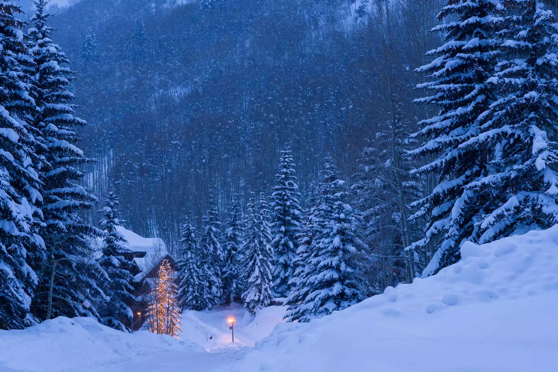 Verschneite Straße im Winter mit Weihnachtsbeleuchtung