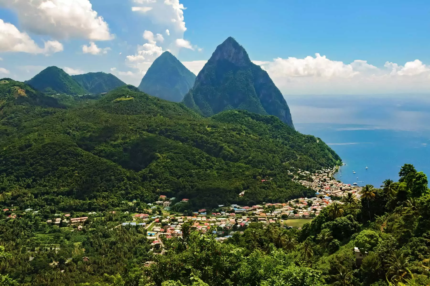 Hermosa vista anterior de la playa tropical, el mar y el paisaje montañoso, la isla de Santa Lucía, el Caribe