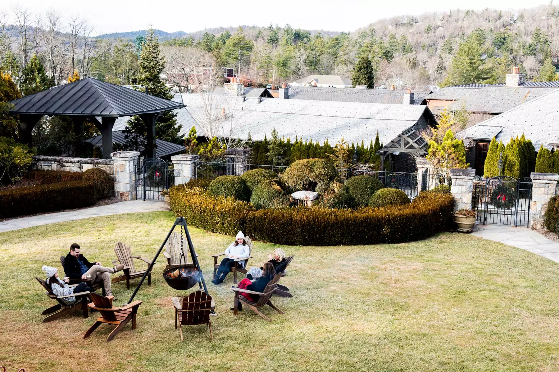 Watu wameketi karibu na shimo la moto katika Old Edwards Inn huko Highlands, NC