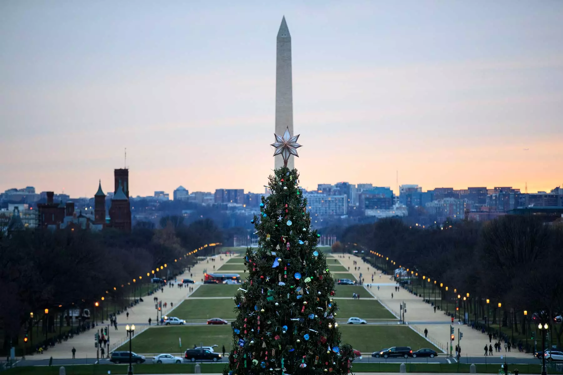 Une vue sur le Washington Monument, le National Mall et le sapin de Noël du Capitole