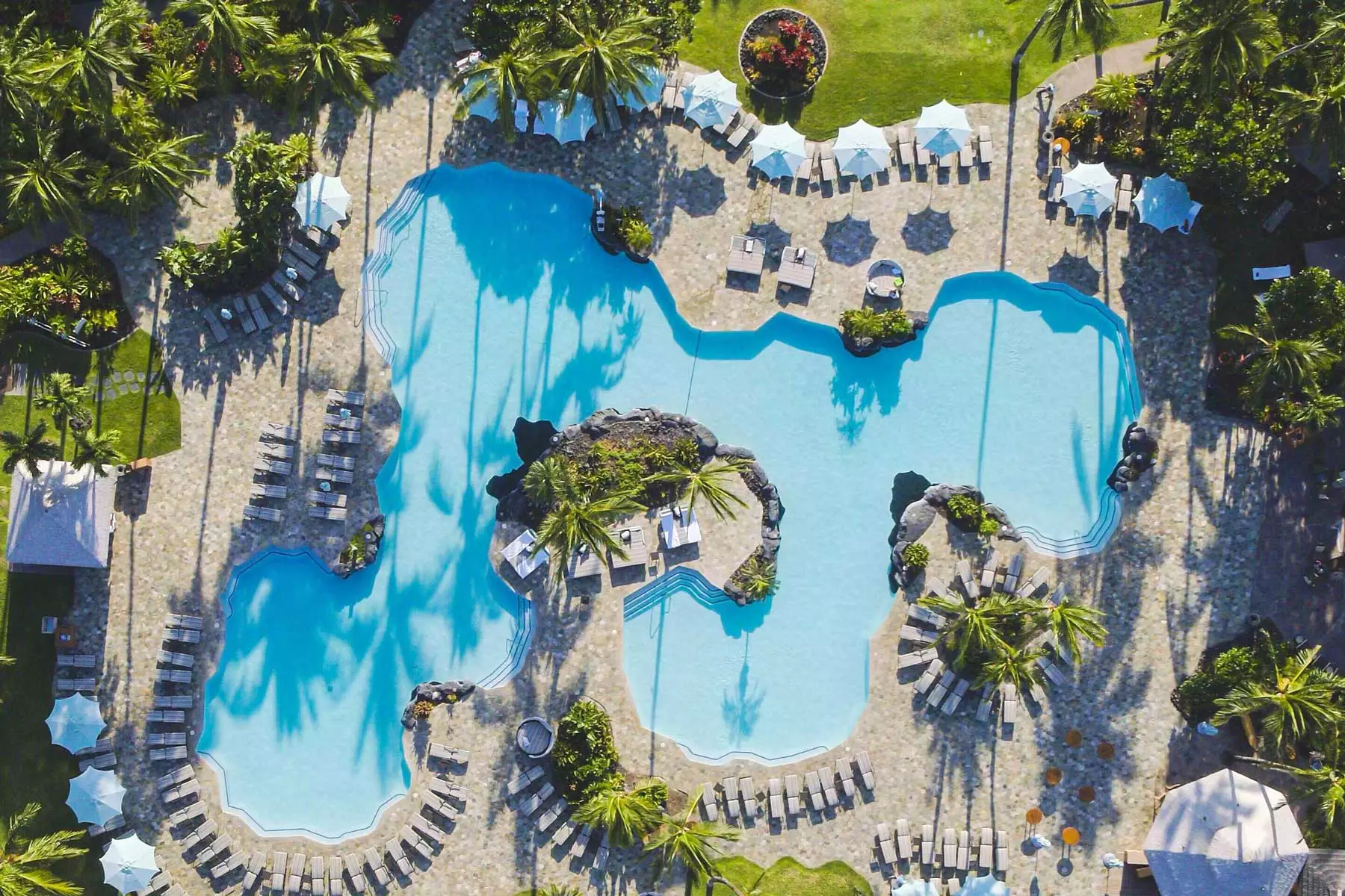 Hawaii'deki en iyi tatil köylerinden ve otellerden biri seçilen Fairmont Orchid otelinin havuzunun havadan görünümü