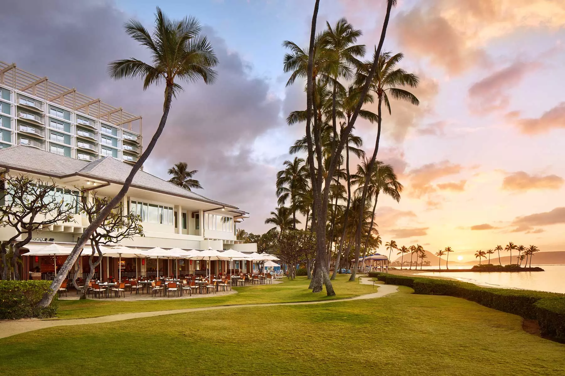 A Kahala Hotel & Resort külseje, amelyet Hawaii egyik legjobb üdülőhelyének és szállodájának választottak