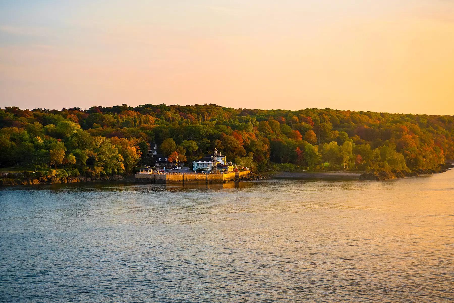 Ang kahayag sa kabuntagon nagdan-ag sa Ile (Island) d' Orleans