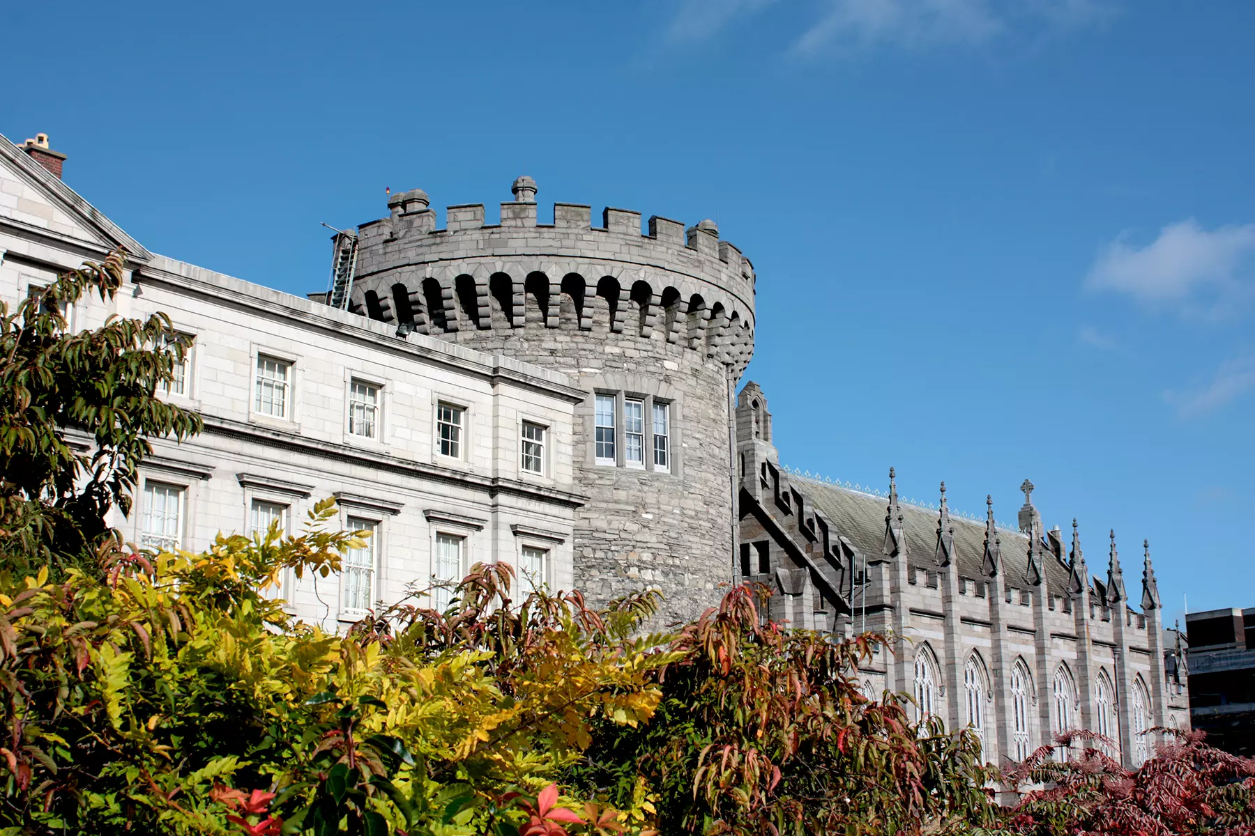 Kastil Dublin yang bersejarah. Menara abad pertengahan di tengah gambar