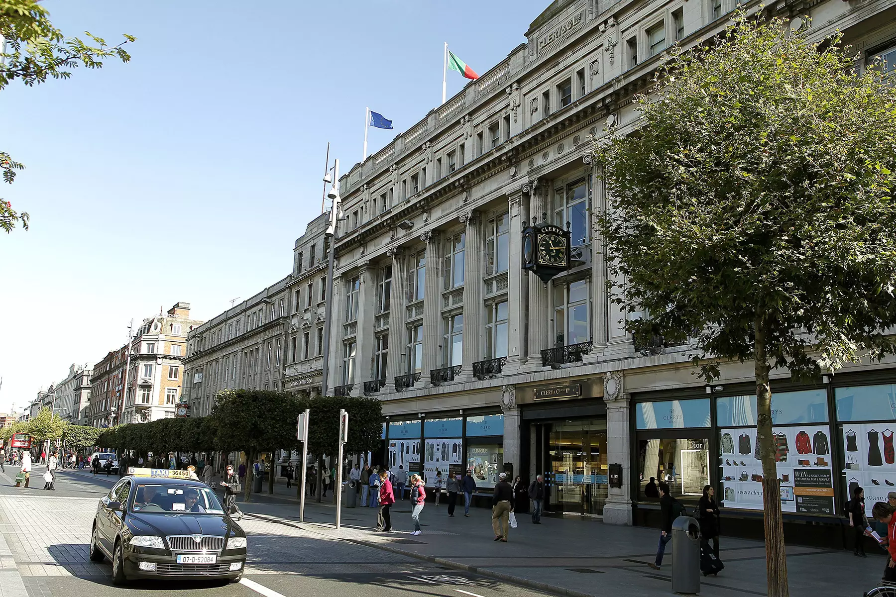 Bir ABD özel sermaye şirketine satılan Dublin'deki O'Connell Caddesi'ndeki Clery's Department Store'un genel bir görünümü.