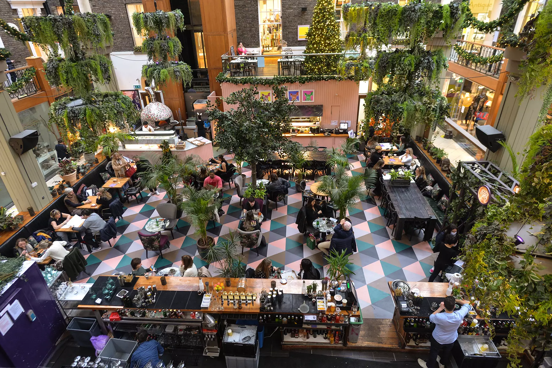 Orang-orang makan di dalam Powerscourt Townhouse Center di Dublin.