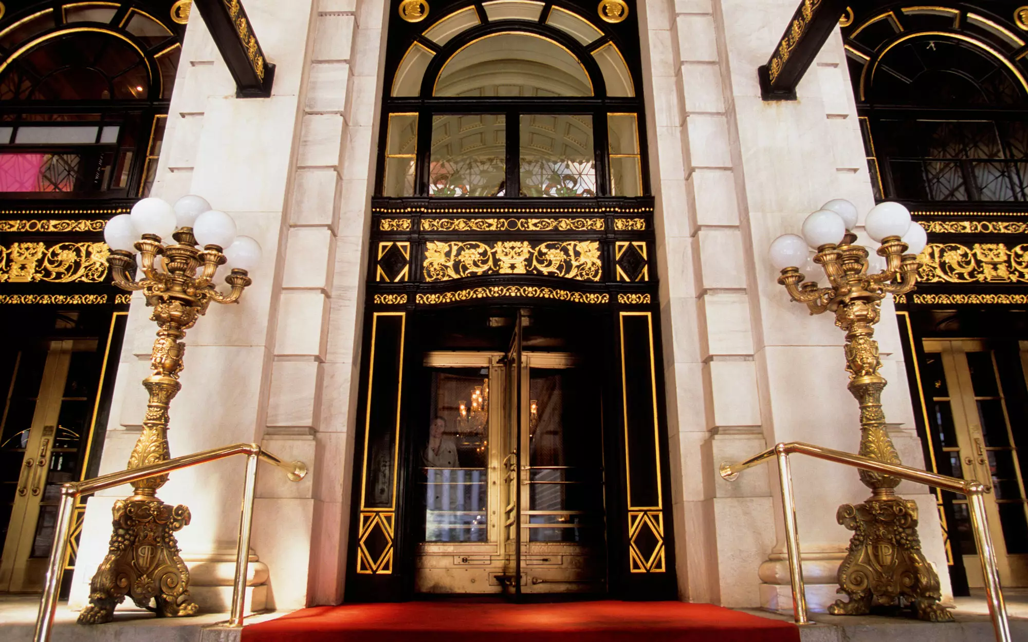 La entrada del Hotel Plaza Nueva York