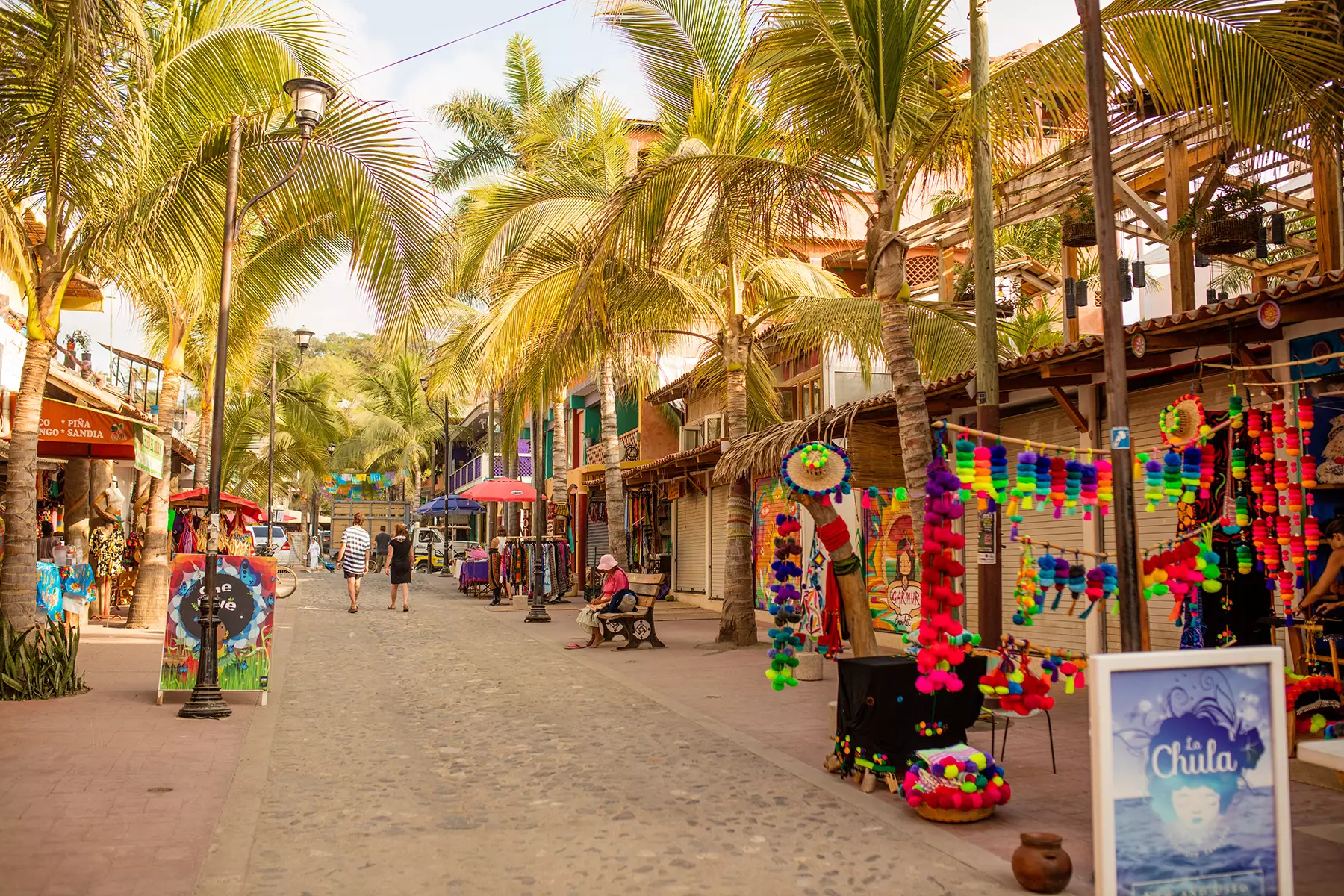 เดินผ่านร้านค้าใน Sayulita