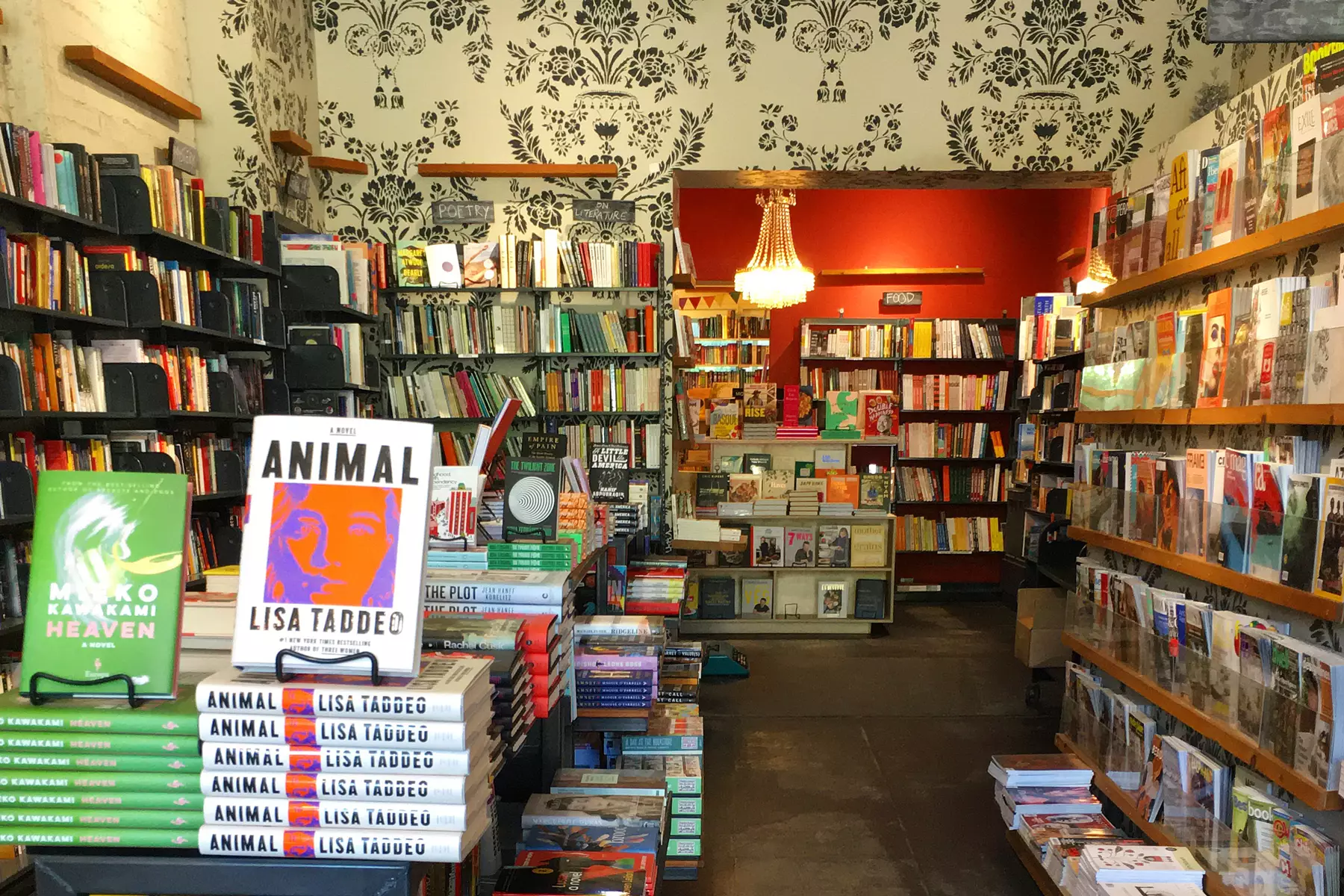 Binne-aansig van Type Books, 'n boekwinkel in Toronto