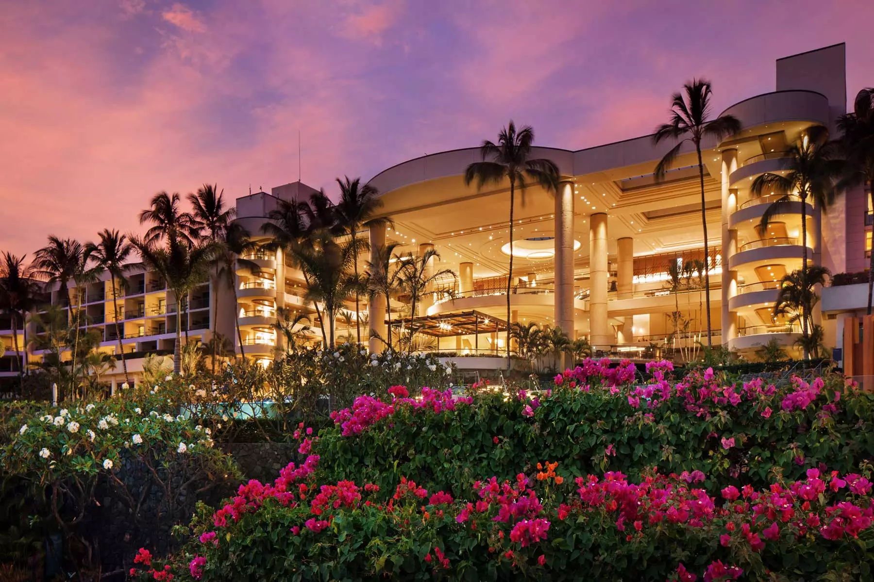 Vista exterior nocturna del hotel Westin Hapuna Beach, votado como uno de los mejores resorts y hoteles en Hawái