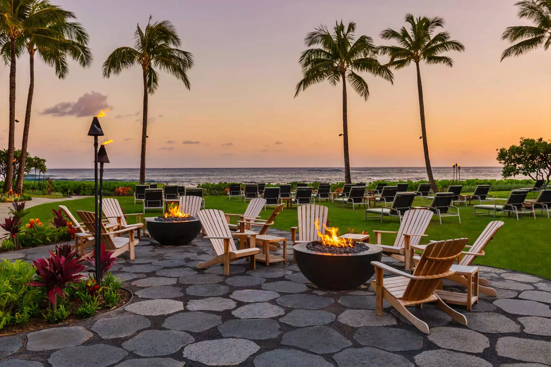 Firepits en stuollen by it wetter op Ko'a Kea Resort, stimd ien fan de bêste yn Hawaii