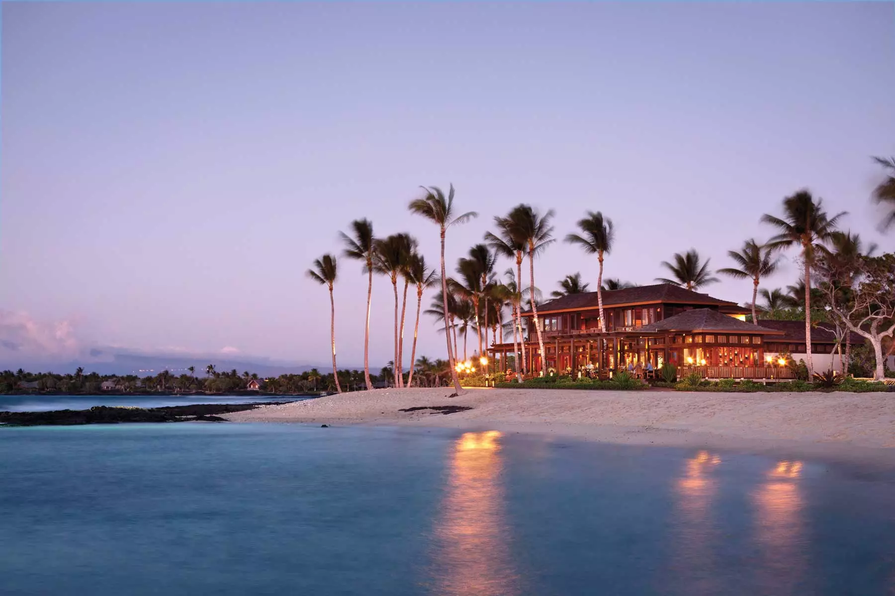 Vista al anochecer del Four Seasons Resort Hualalai, votado como uno de los mejores resorts y hoteles en Hawái