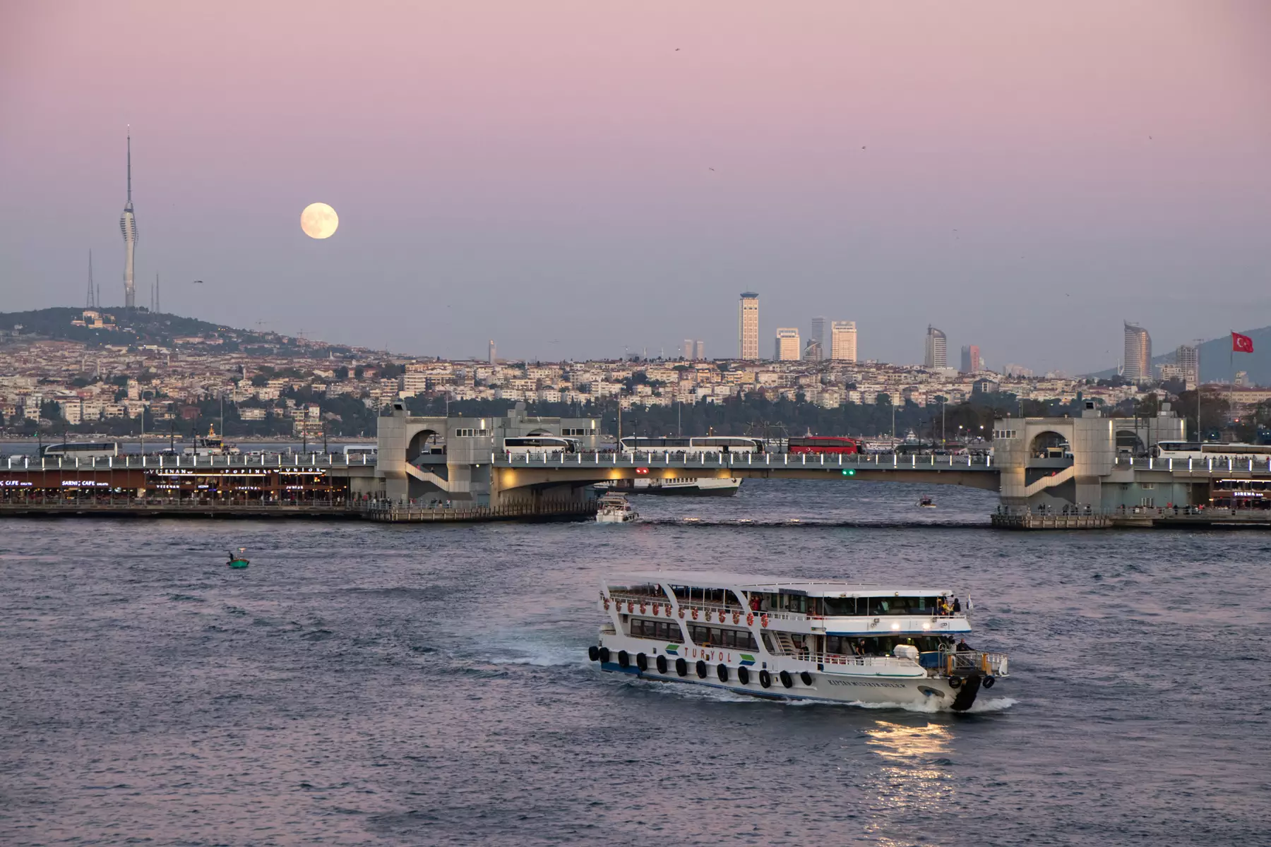 Il sorgere della luna a Istanbul, visto dal Corno d'Oro