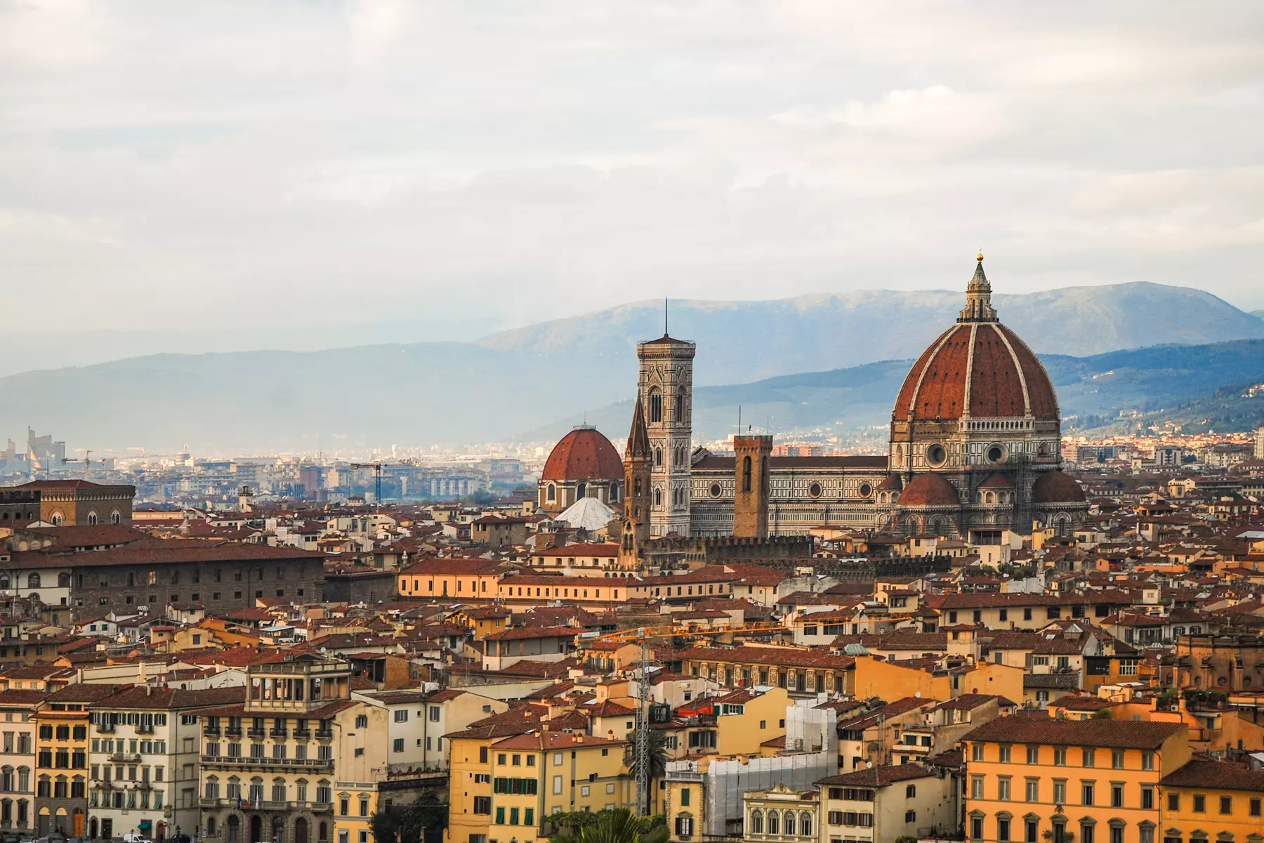 Katedrala Santa Maria del Fiore u zalasku sunca, fotografija snimljena na Piazza Michelangelo, Firenca, Italija