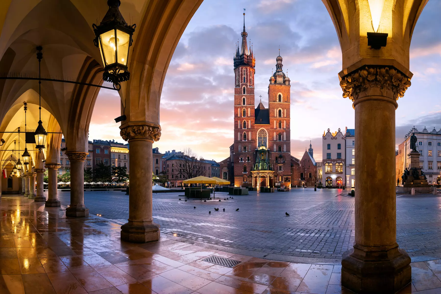 Basilica di Santa Maria, Bazylika Mariacka, attraverso gli archi, The Cloth Hall, Cracovia, Polonia