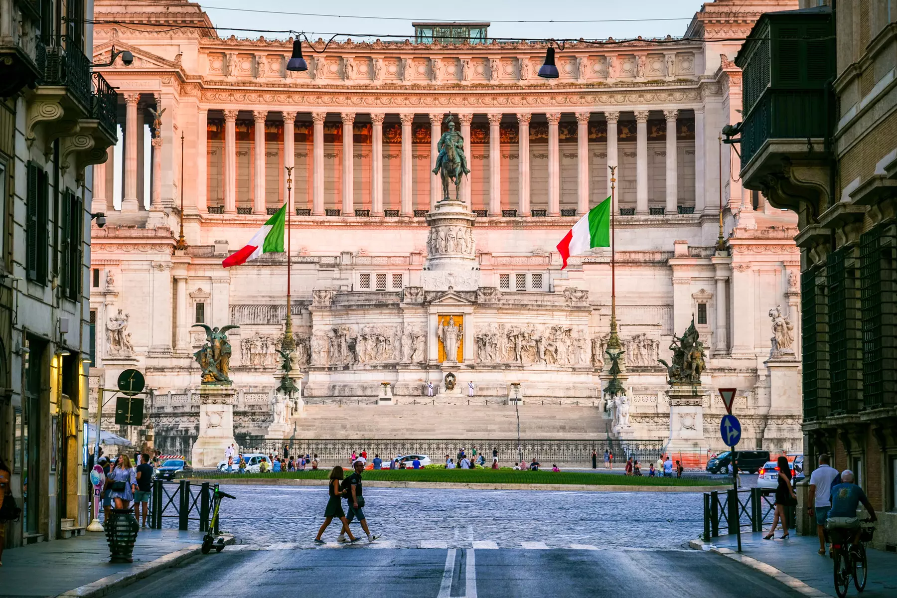 Una vista mozzafiato del Monumento Nazionale dell'Altare della Patria a Roma alla luce del tramonto