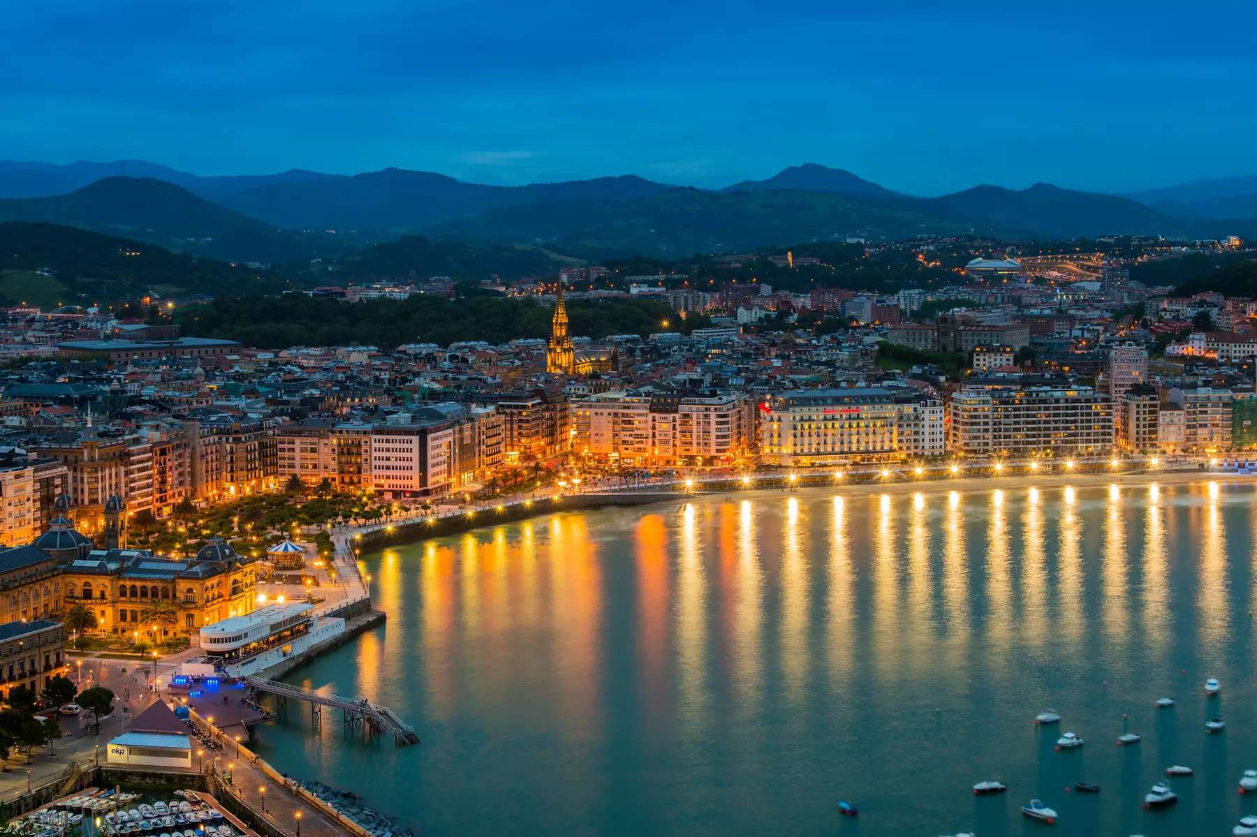 Skyline della città di notte con Bahia de la Concha, Donostia San Sebastian, Gipuzkoa, Paesi Baschi