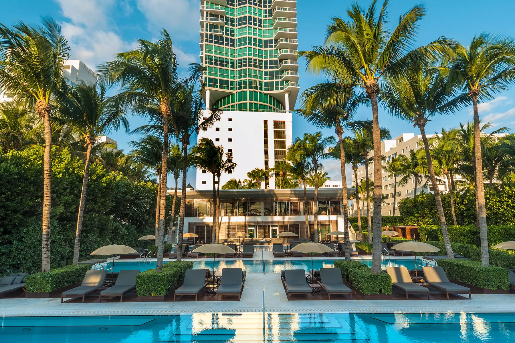 La torre e le piscine di Setai Miami Beach