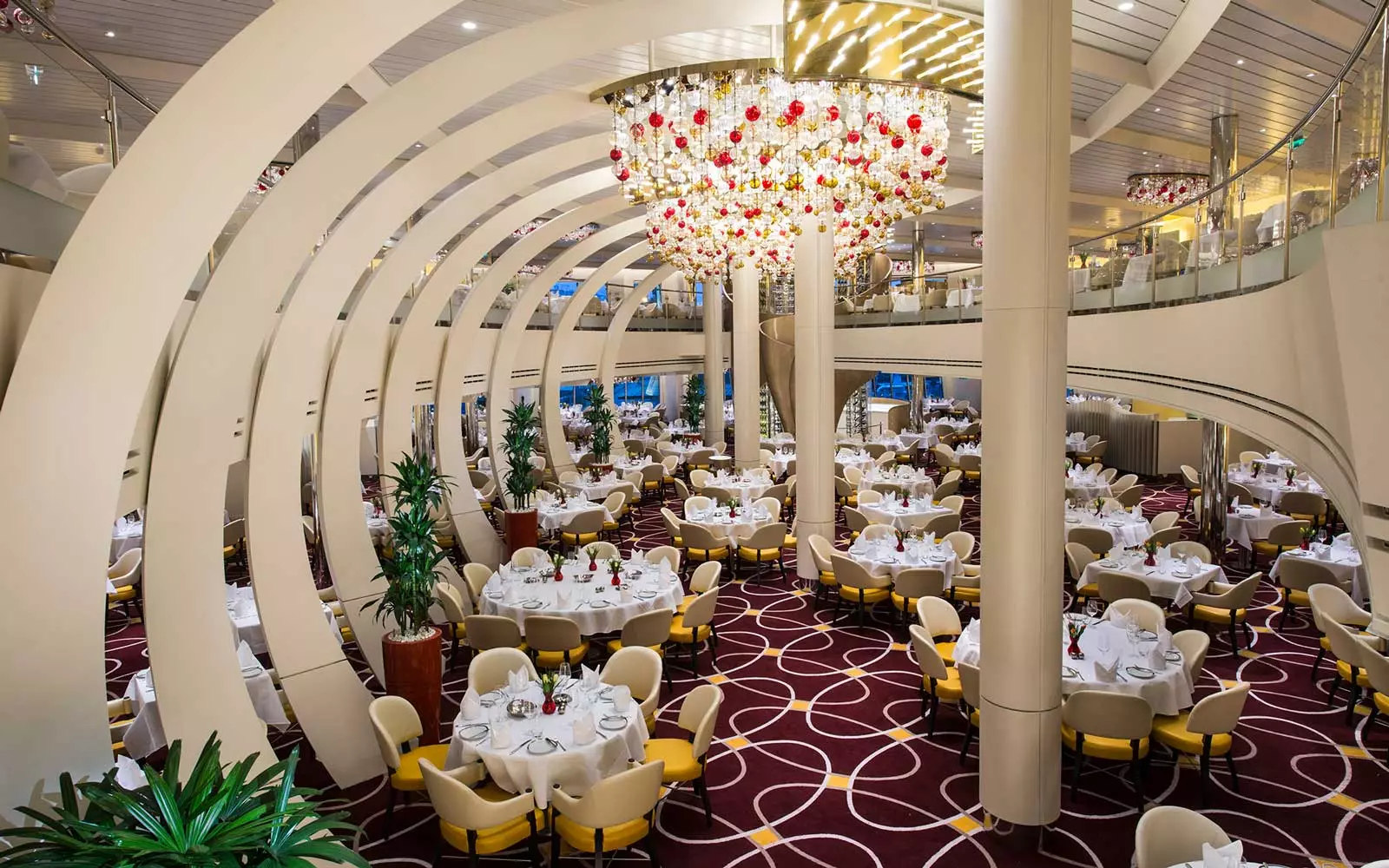 Dining room abbord il-vapur Holland America Koenigsdam